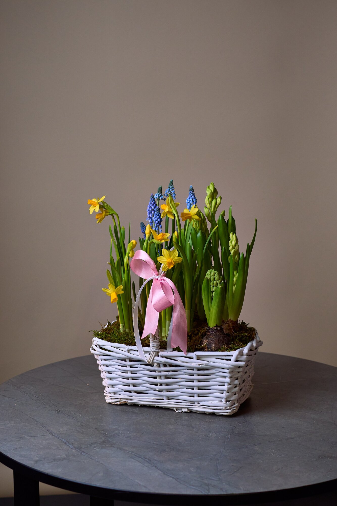 Плетенная корзина "Яркая Весна" с нарциссами, гиацинтами и мускари