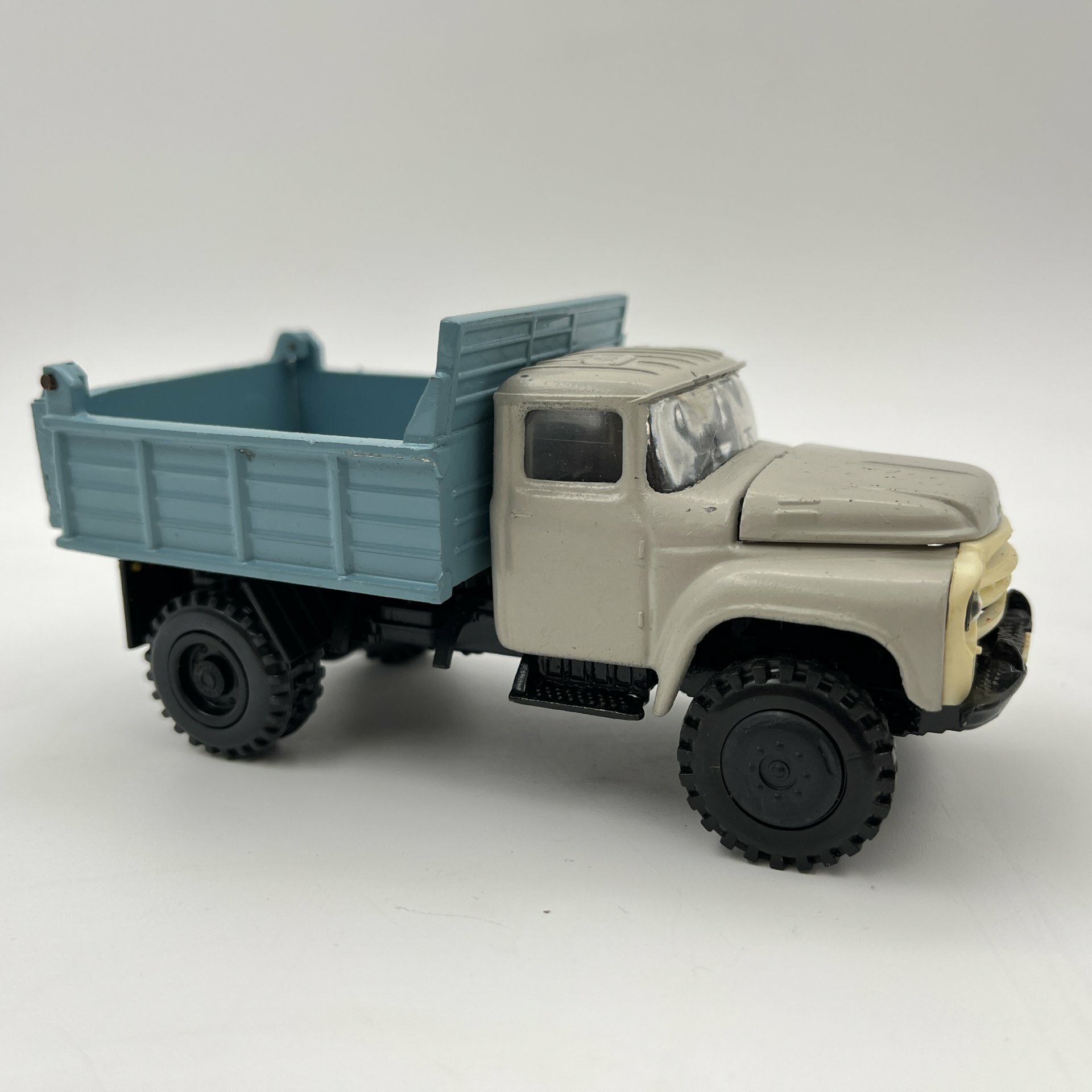 Модель автомобиля "ЗИЛ-ММЗ-4502 Самосвал", масштаб 1:43, металл, пластик, СССР, 1980-1990 гг.