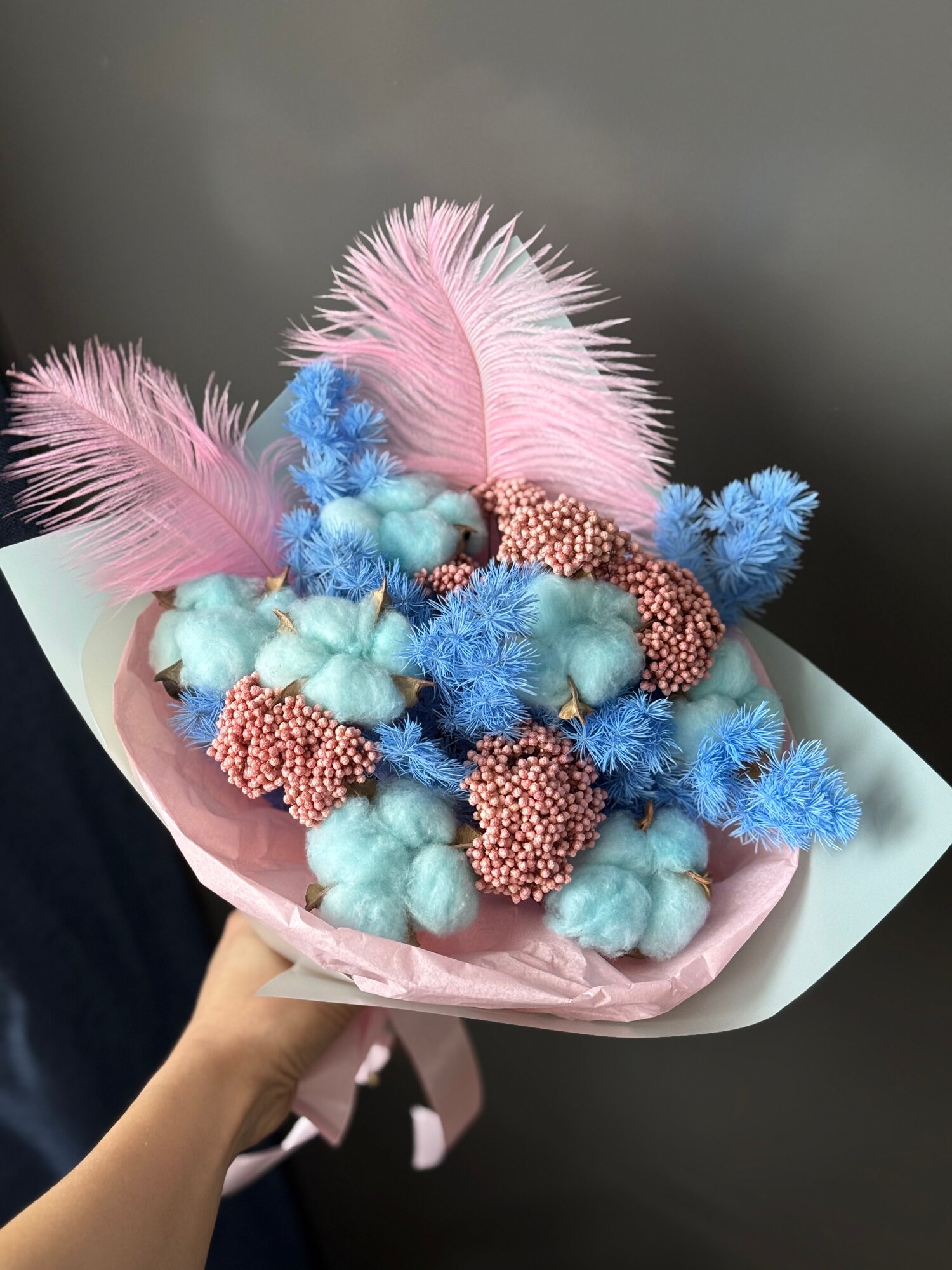 Букет из хлопка, озотамнуса и аспарагуса яркий