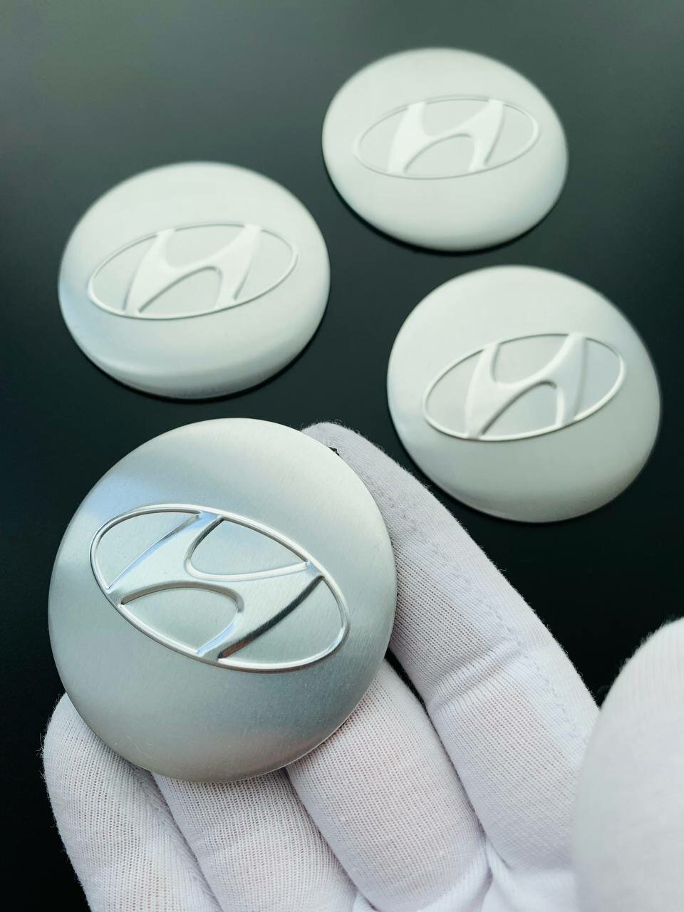 Наклейки для диски Hyundai 56мм 4шт. Наклейки на ступицы колеса Хендай 56мм серебро