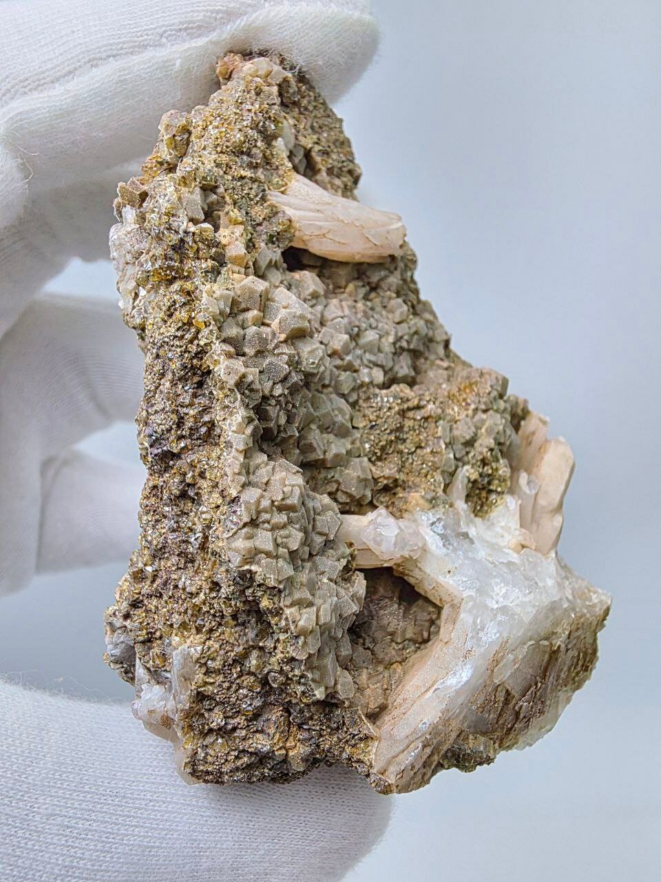 Гранат андрадит с кварцем 87 мм, 218 г.