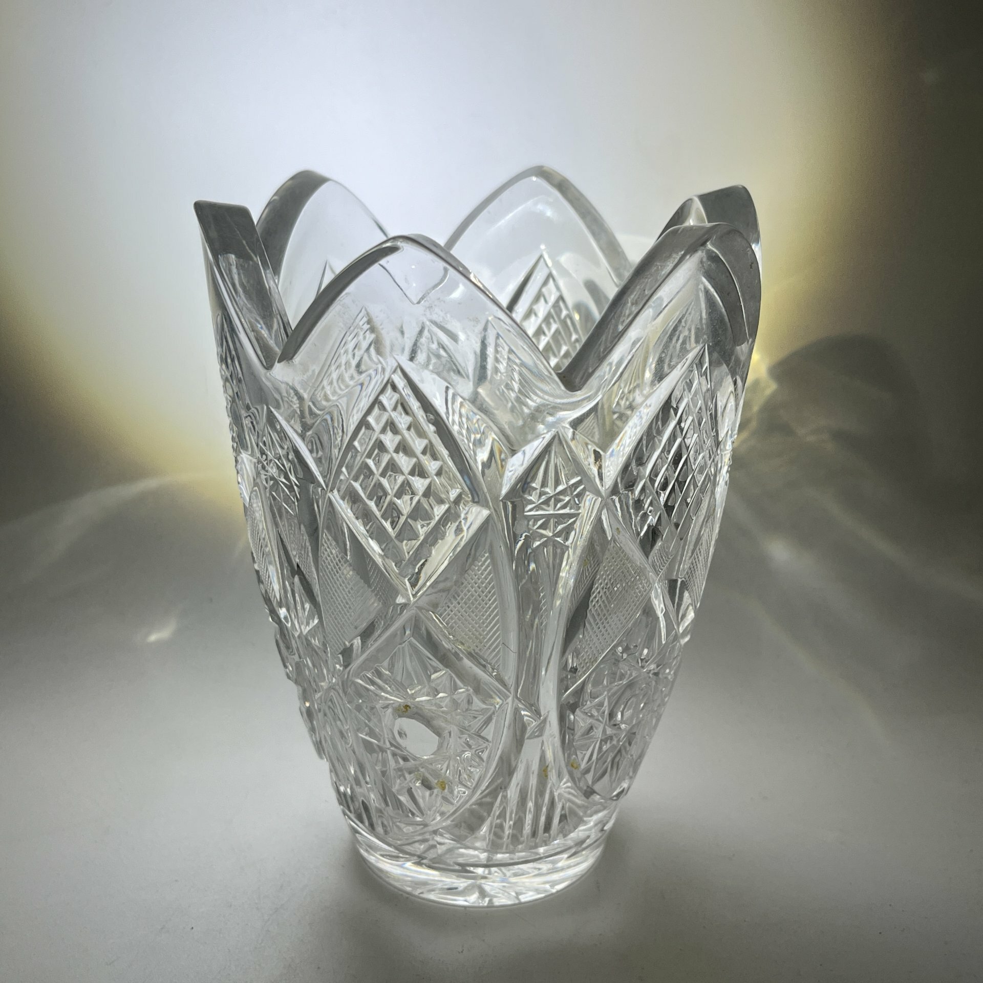 Ваза для цветочного букета в виде бутона тюльпана с резным декором, хрусталь