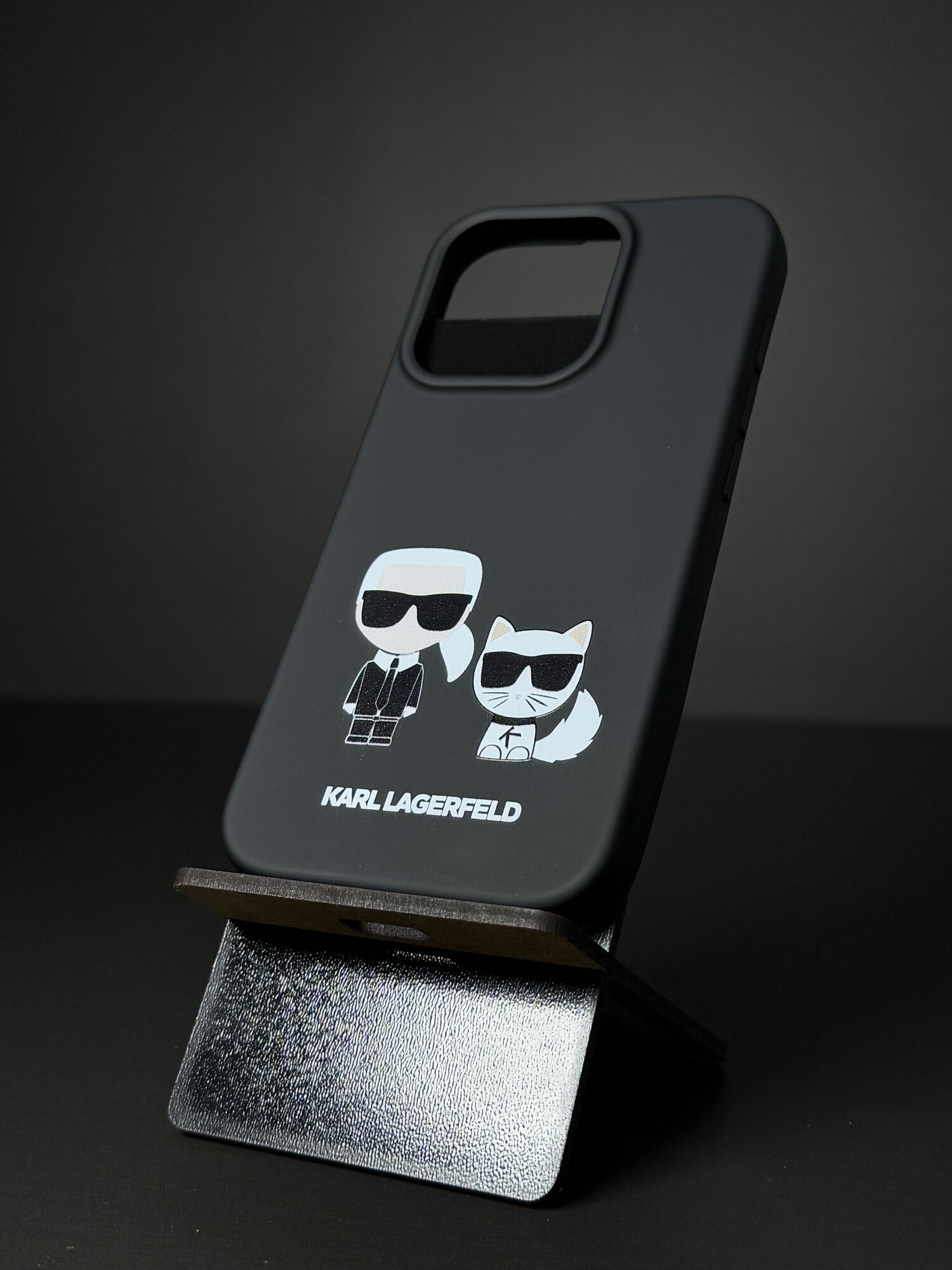 Силиконовый чехол-накладка Karl Lagerfeld для iPhone 15 Pro, черный