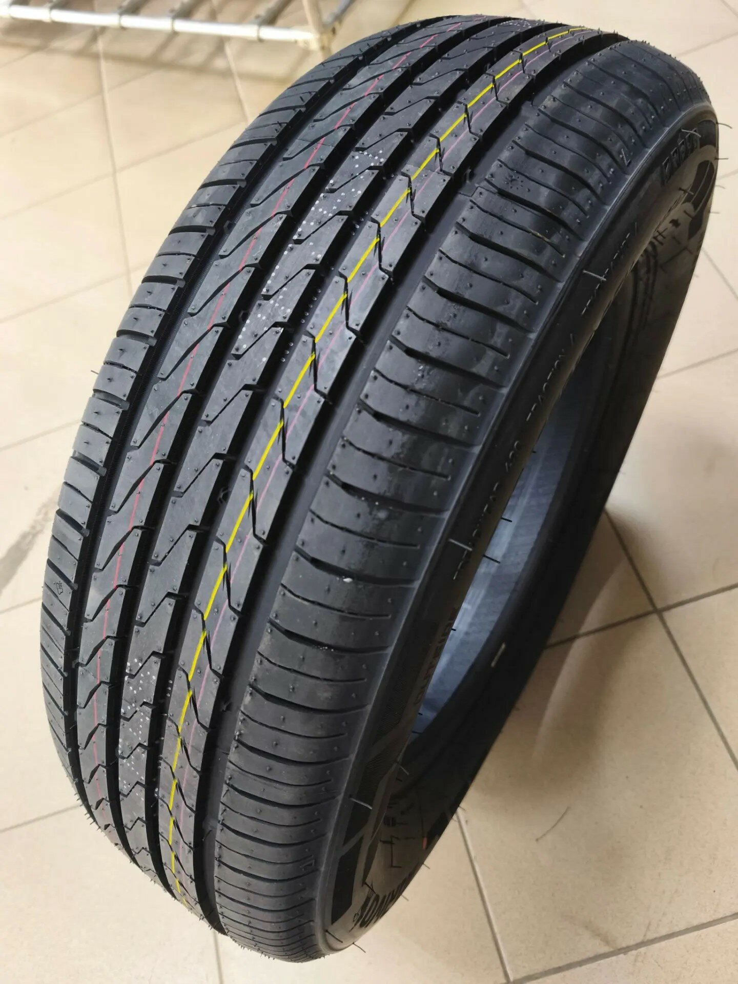Шины летние для легкового автомобиля R-16 205/65 Arivo Premio Comfort 6 95H