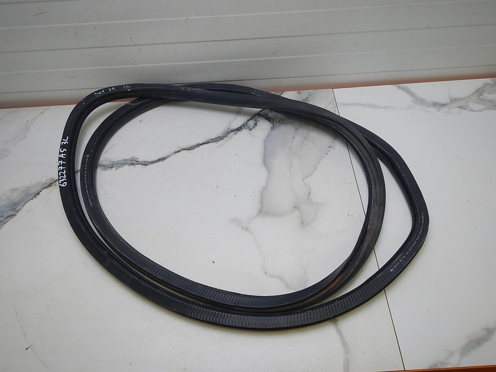 Б/У Уплотнитель проема двери задней левой, Skoda (Шкода)-OCTAVIA A5 (1Z) (04-) SKODA OCTAVIA A5 (1Z) (04-) Потертости. 6...