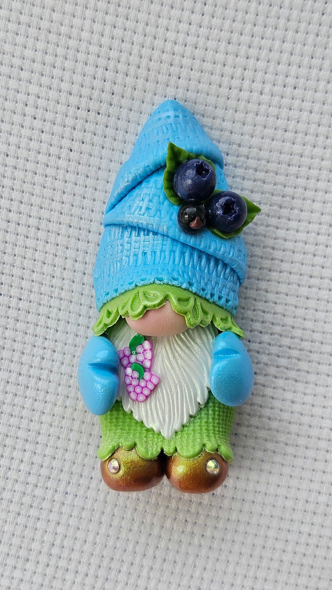 Игольница-магнит/магнитный держатель "Гном с ягодками"