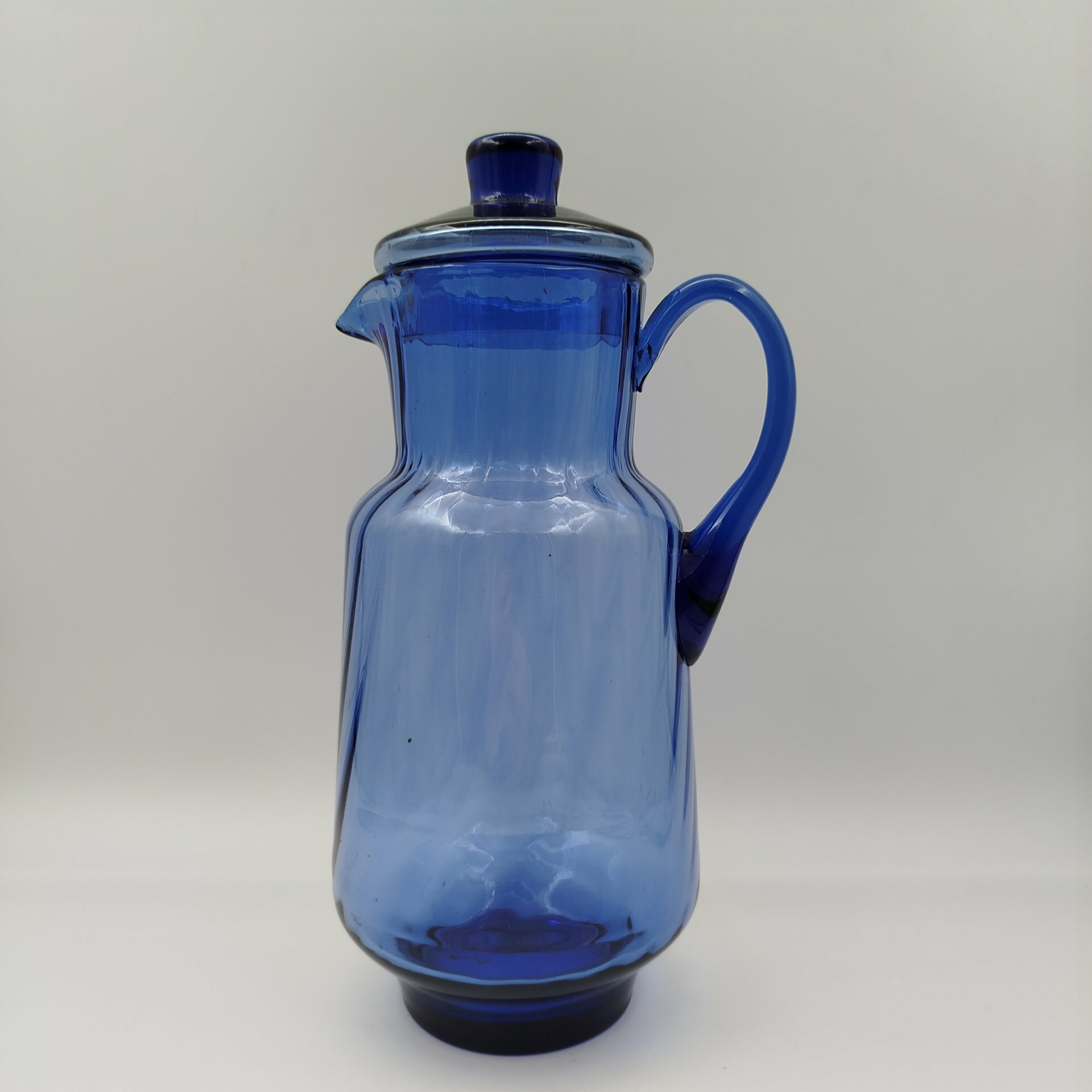 Кувшин с крышкой синего цвета, цветное стекло, СССР, 1970-1990 гг.