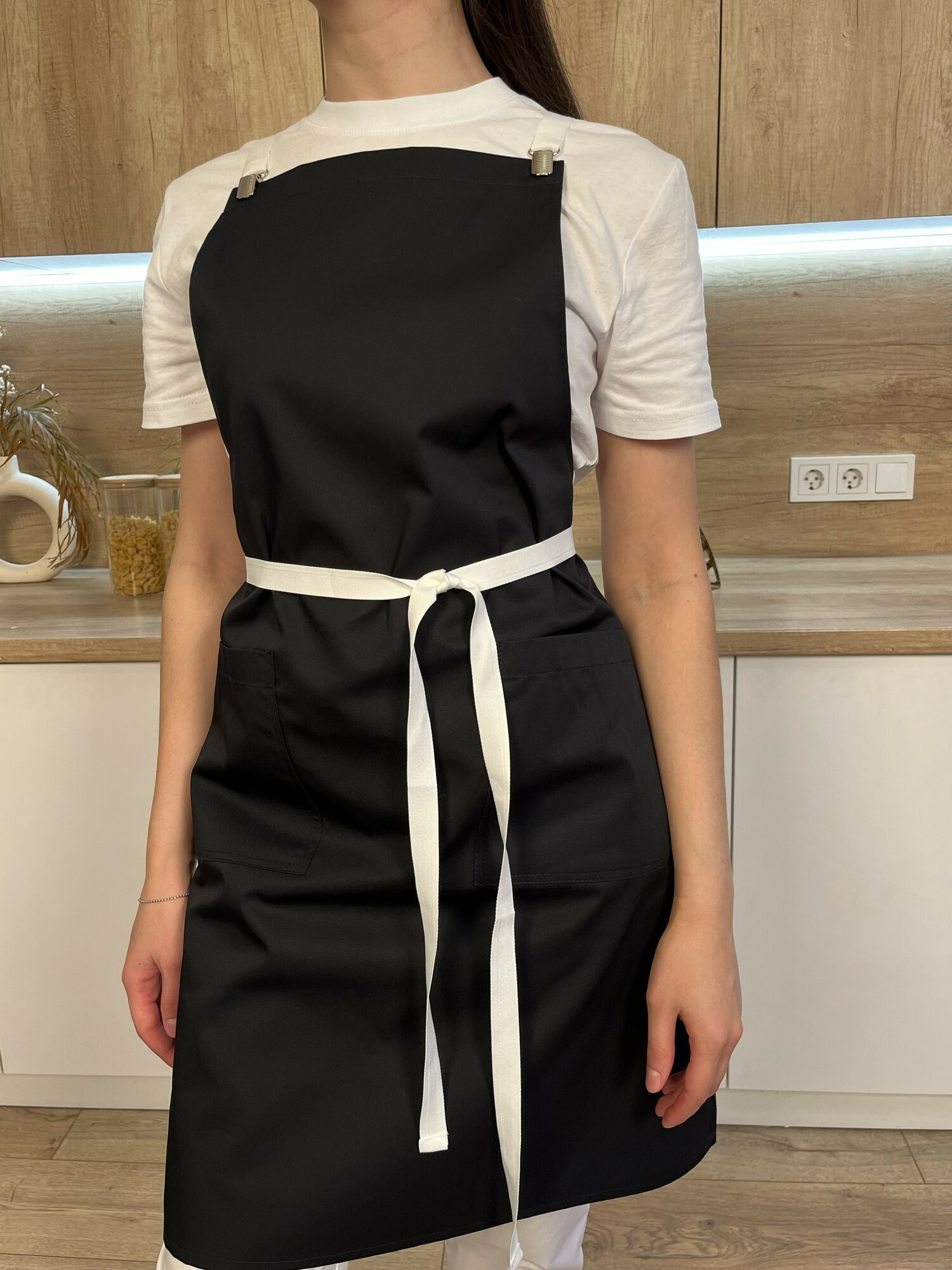Фартук Бриз - профессиональный, для повара и официанта, черный со съемными белыми бретелями