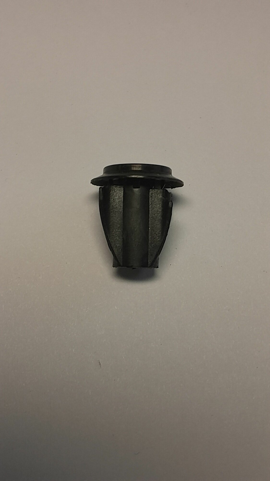 Фиксатор ( клипса ) эмблемы 1 шт. оригинал RENAULT OEM-номер 7703081212 .