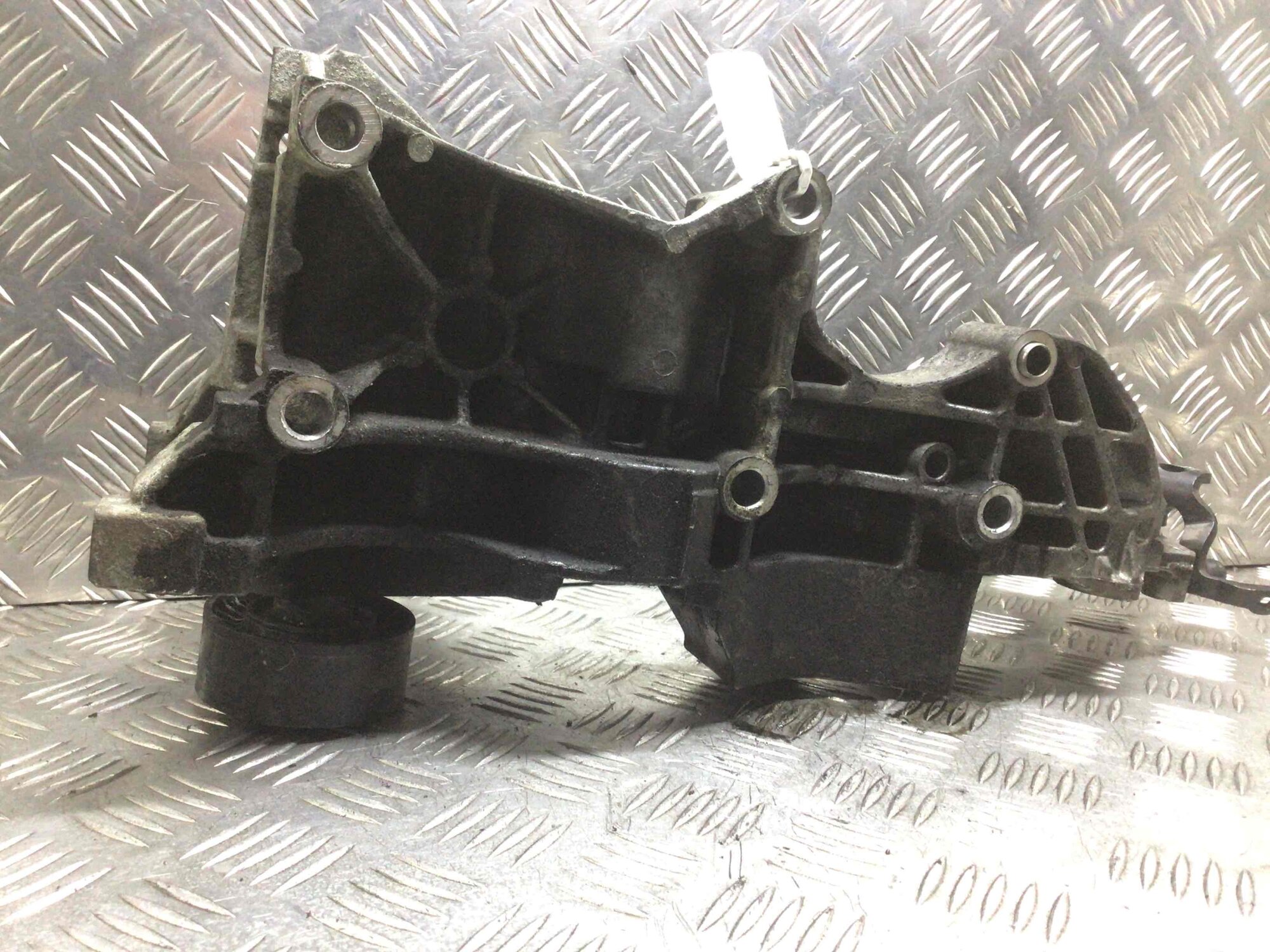 Б/У Кронштейн генератора Audi A4 B8/8K (2007-2011) 2009 г.