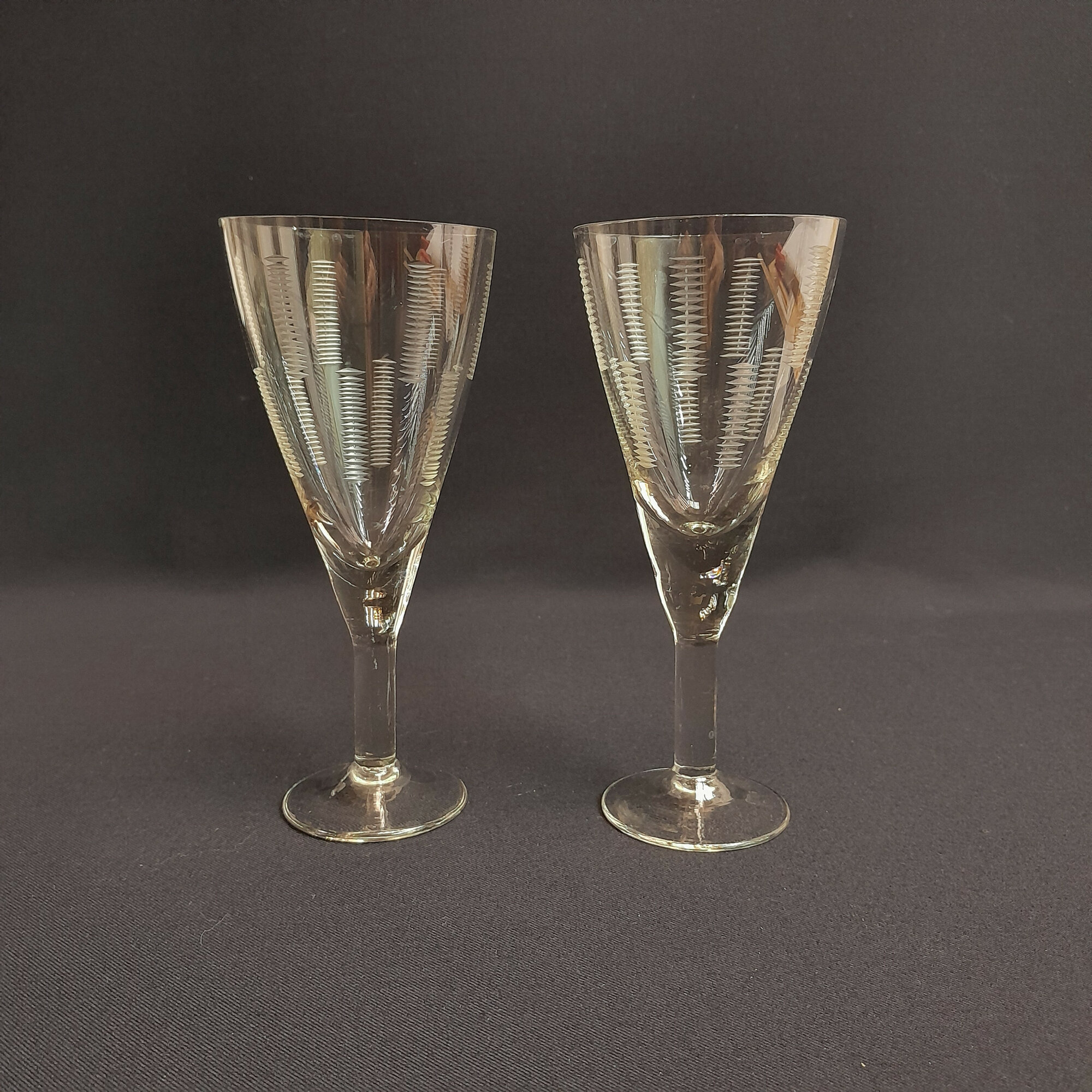 Набор из 2 бокалов, резное сткло 150 мл высота 16 см, винтаж СССР