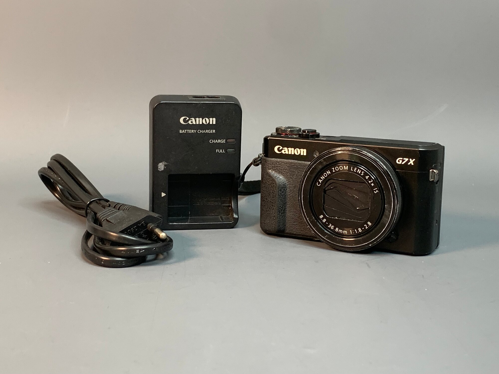 Canon PowerShot G7X Mark II немного пыли внутри объектива