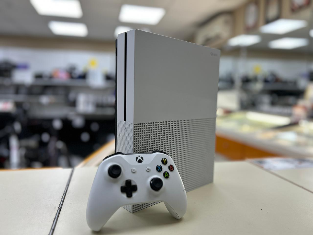 Игровая приставка Microsoft Xbox One S, Blu-ray, 500GB, белый + геймпад, б/у, уценка