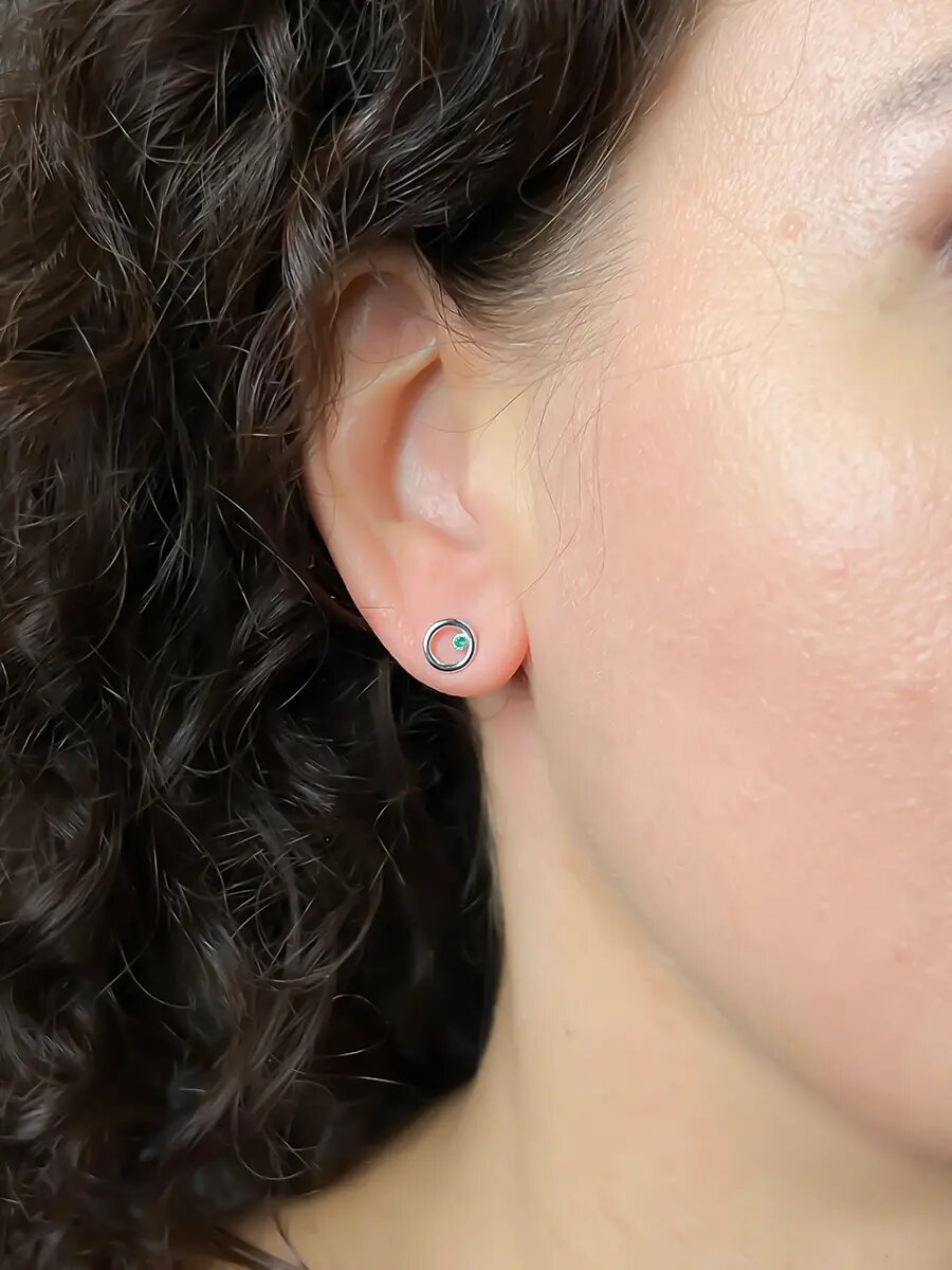 Серьги пусеты, белое золото, 375 проба, родирование, изумруд