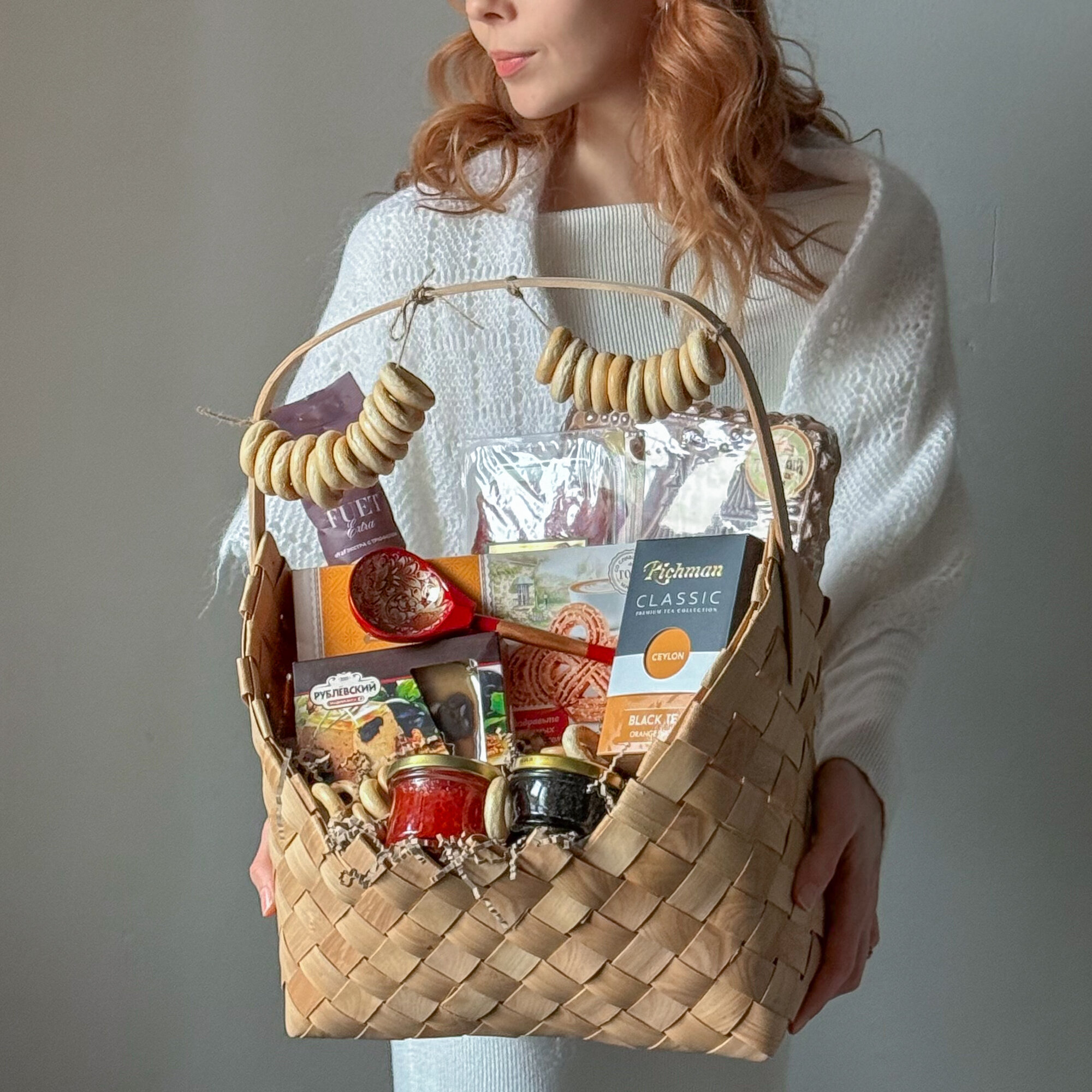 Подарочный набор "Лукошко в русском стиле c черной и красной икрой", размер L. Veresk 735