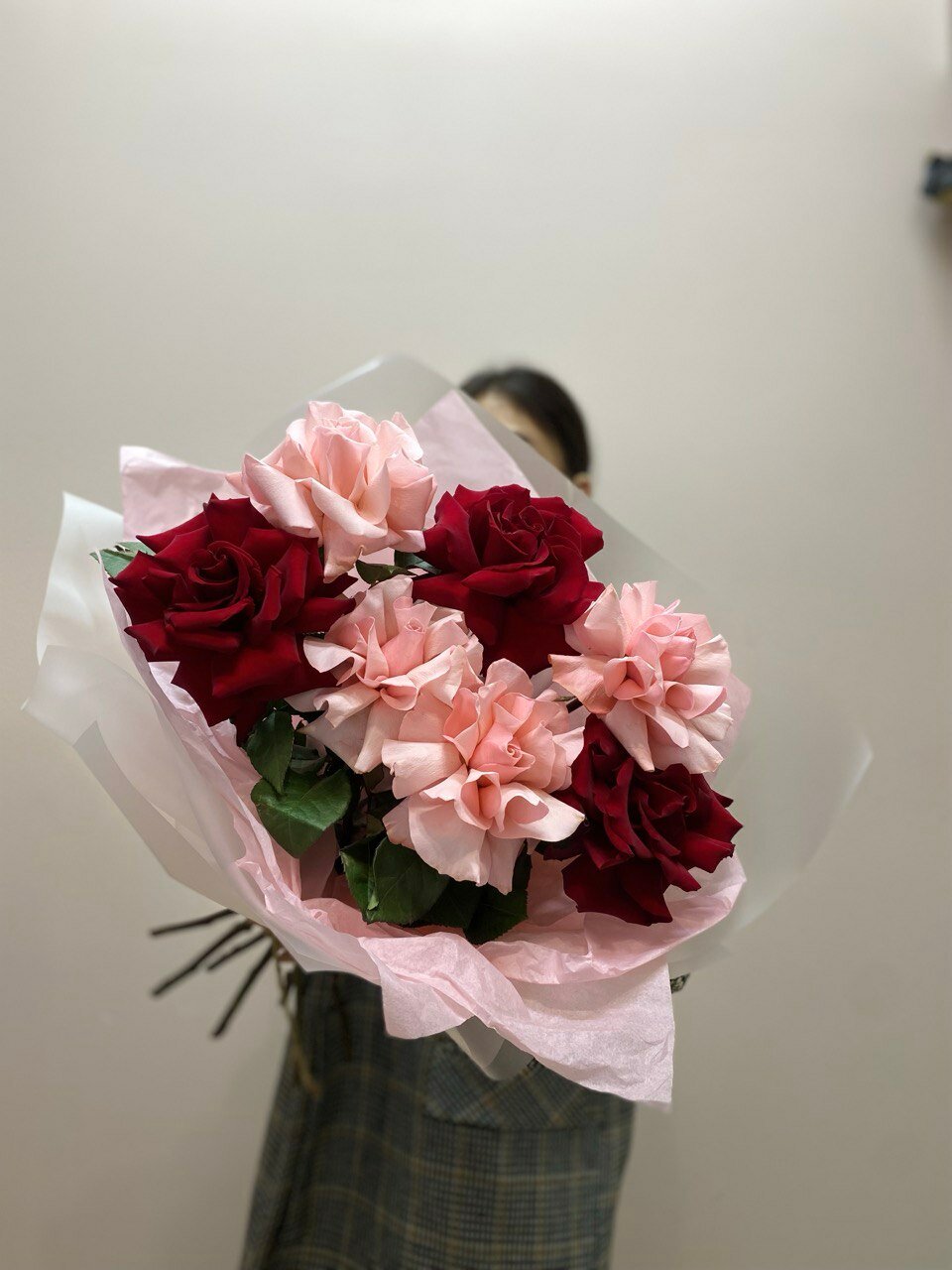 Букет живых французских роз микс от Nura Flowers 7 шт. 50 см