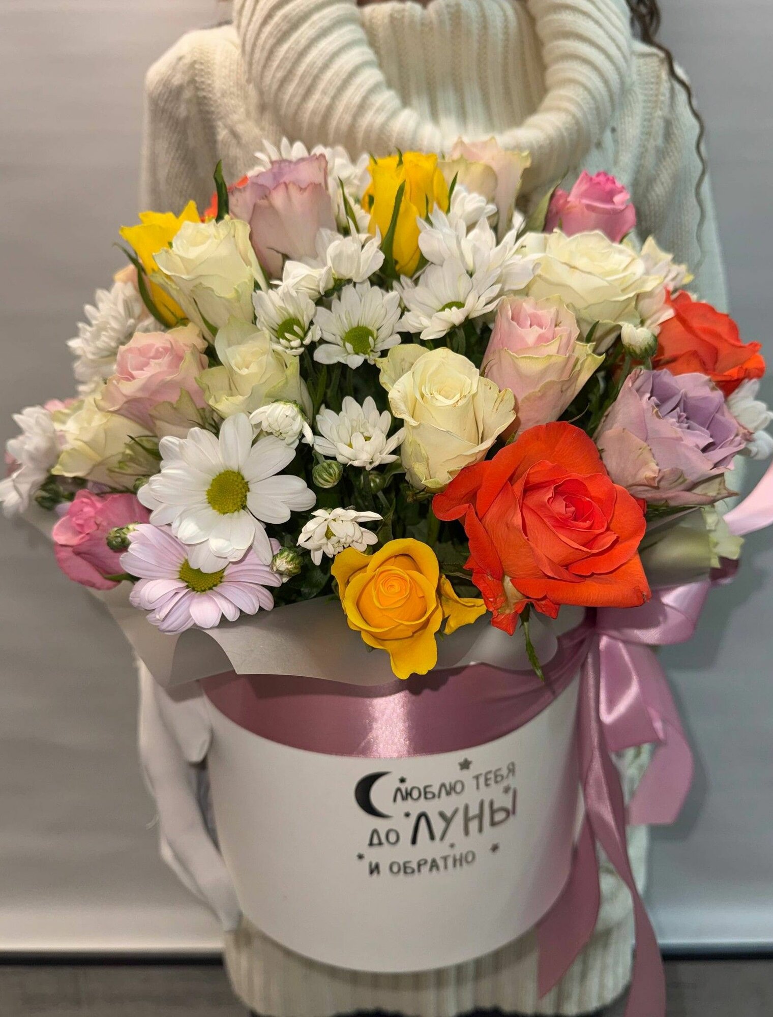 Букет в шляпной коробке / Роза, Кустовая Хризантема, Танацетум / Микс из 29 шт