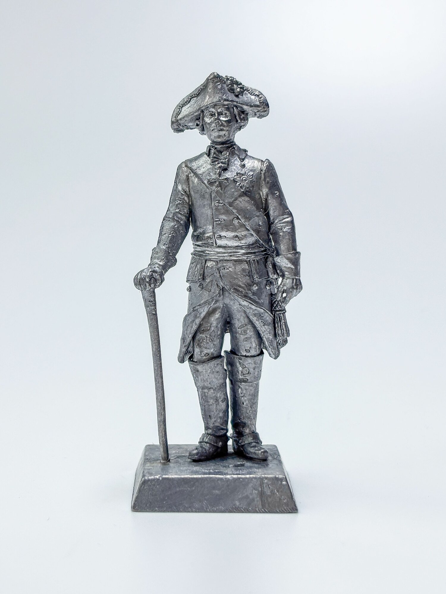 Оловянная фигурка Император Павел I с тростью, чернение, высота 6 см, коллекционная миниатюра