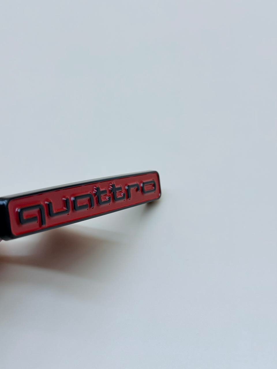 Шильдик Quattro в решётку радиатора для Audi quattro 95х13 мм Red