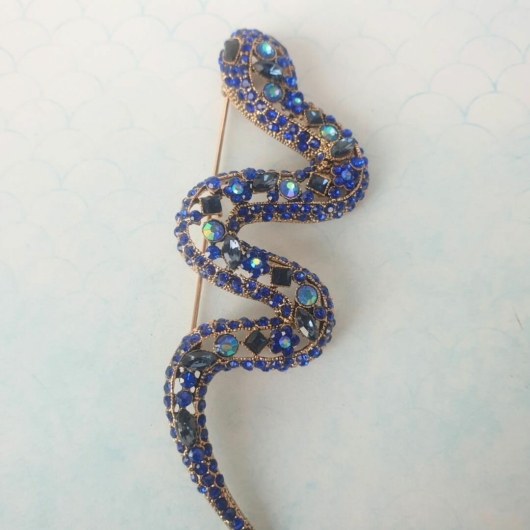 Брошь, стразы