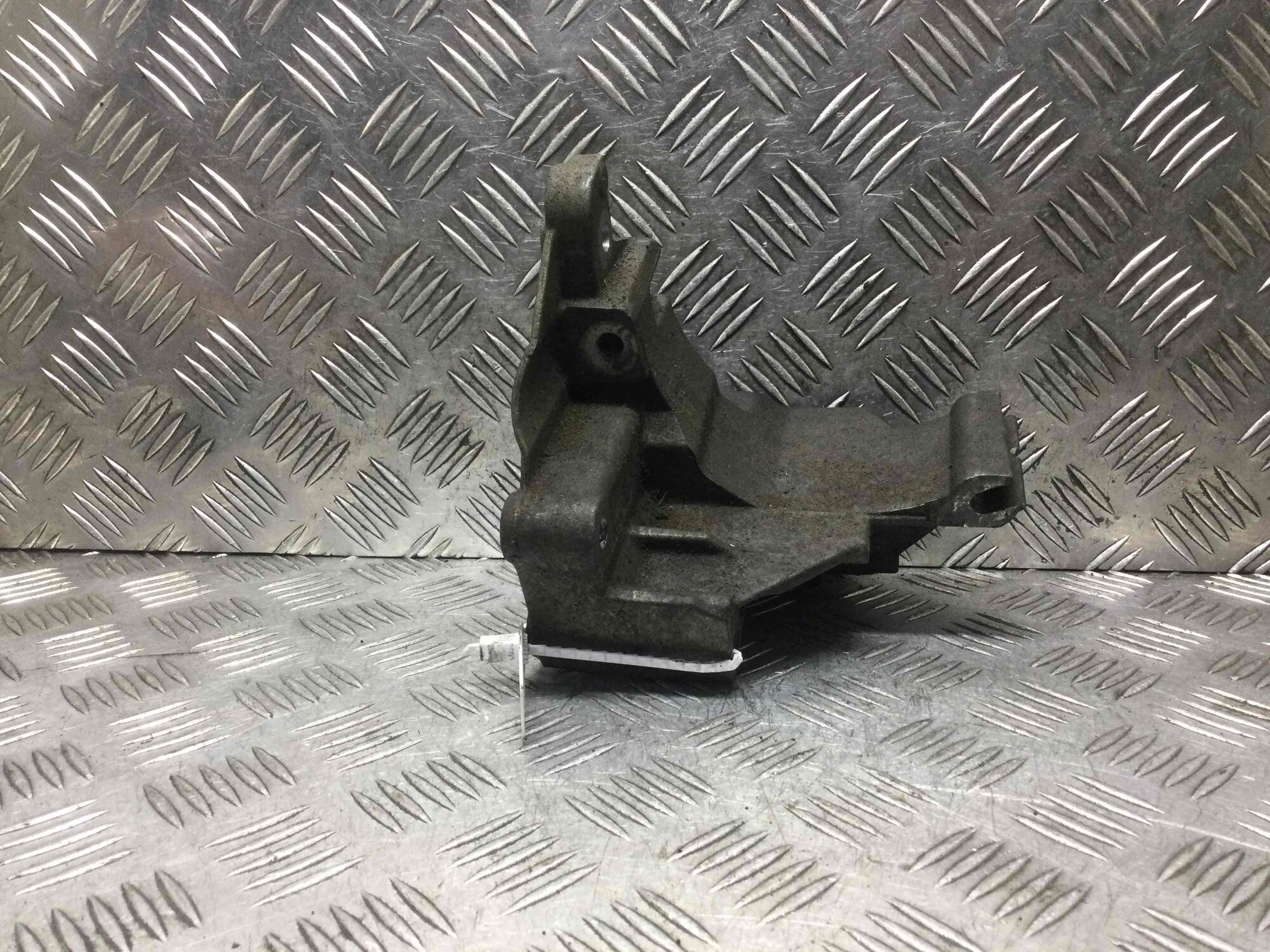 Б/У Кронштейн генератора Ford Focus 1 поколение [рестайлинг] (2001-2005) 2004 г.