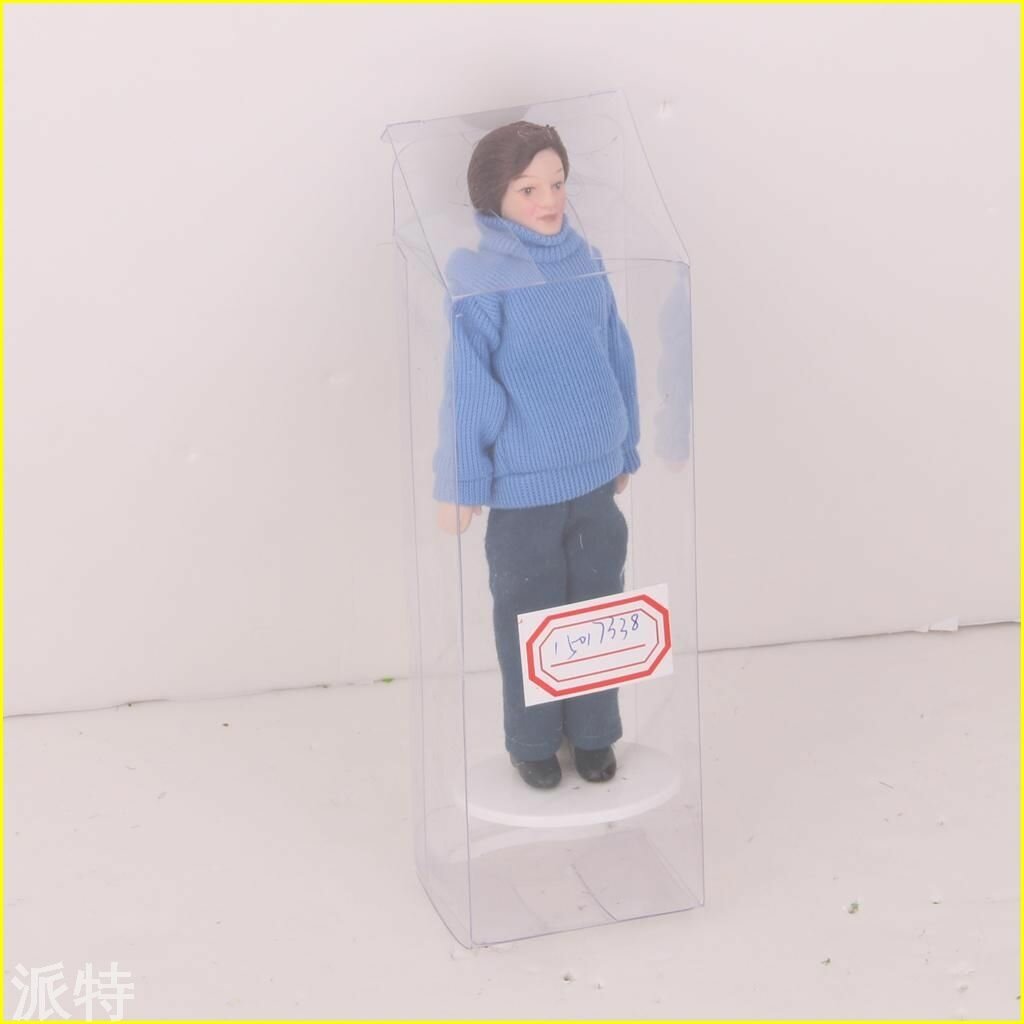 Фарфоровая кукла для кукольного домика, мальчик в синем свитере, 15 см, 1:12