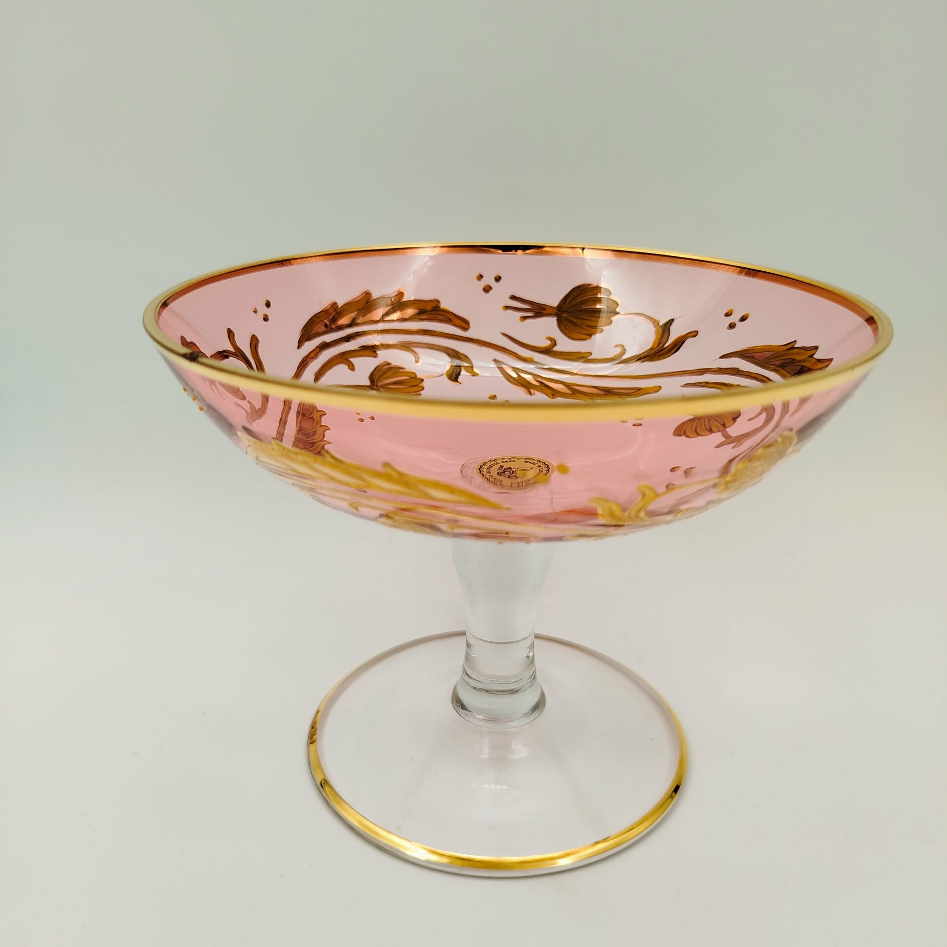 Конфетница розоватого оттенка на ножке с растительным декором на чаше