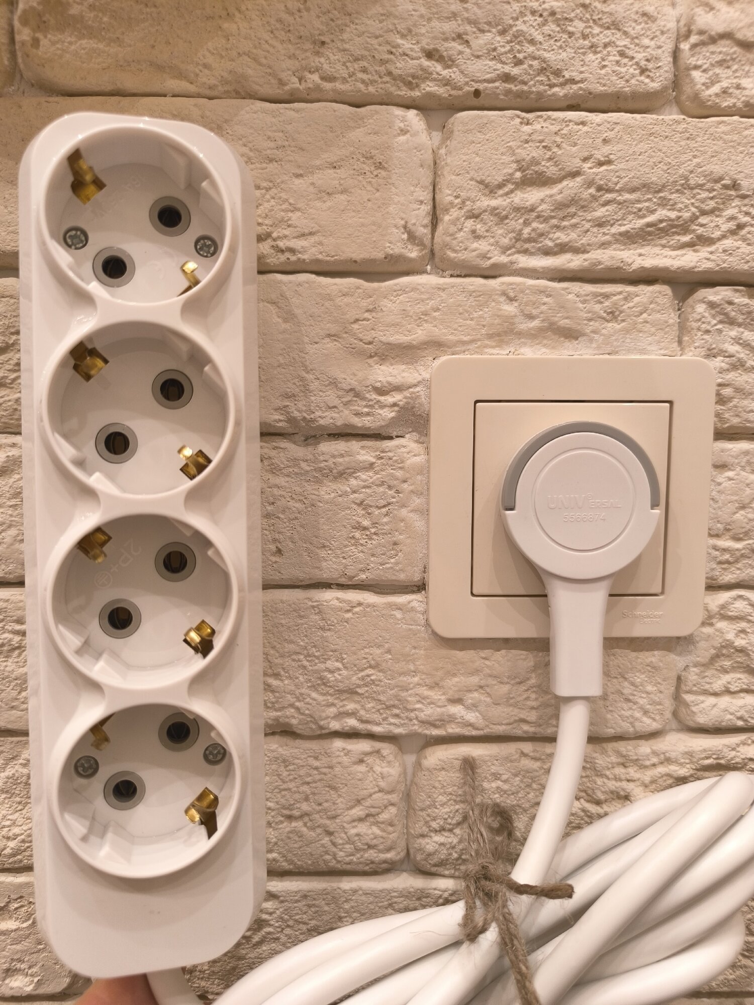 "Удлинитель 4-розетки" - бытовой удлинитель с плоской потайной вилкой и длиной 1,5 метра