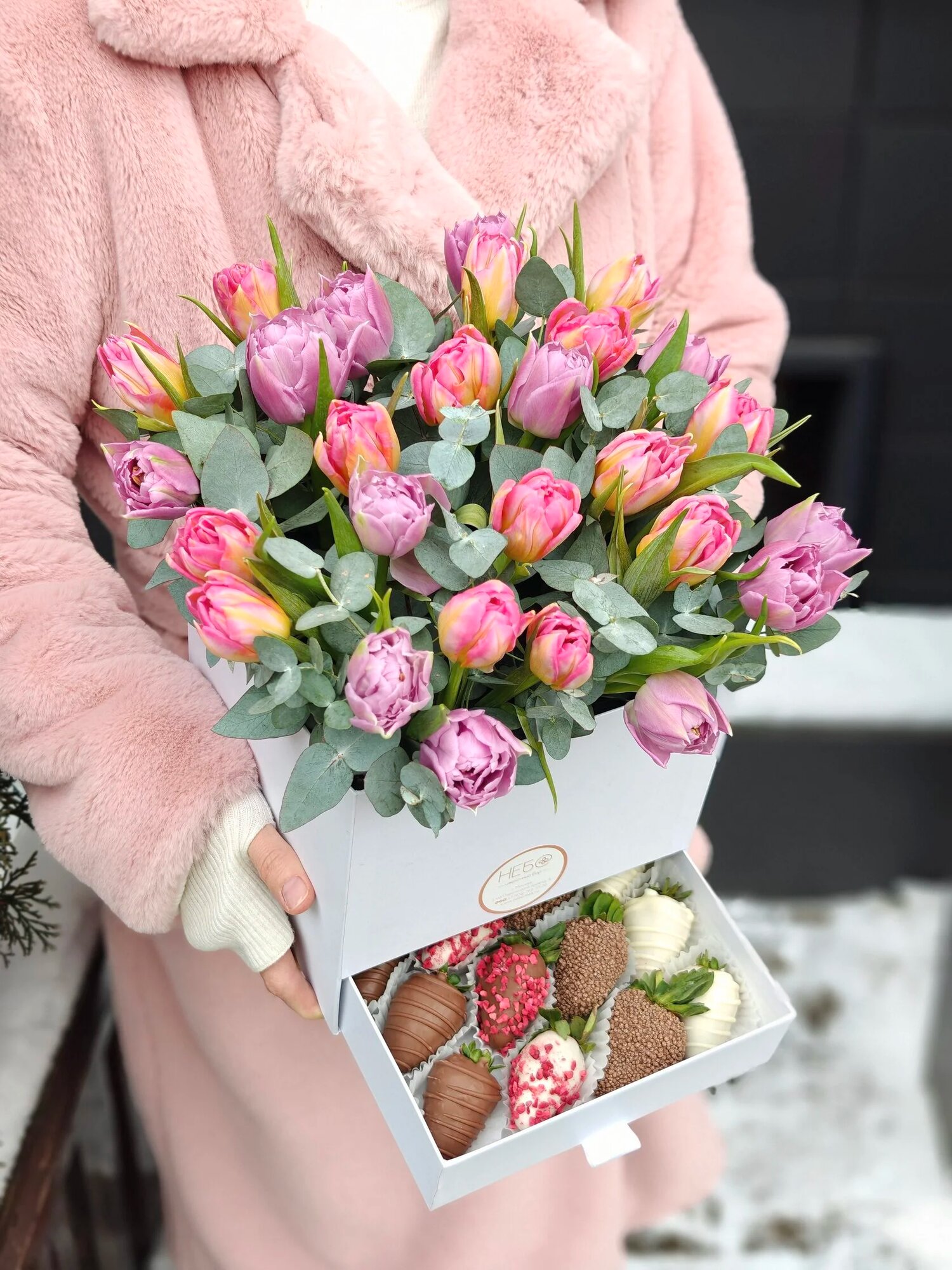 Шкатулка "Romance #6", 25-27 тюльпанов, эвкалипт, розово-фиолетовый, L размер