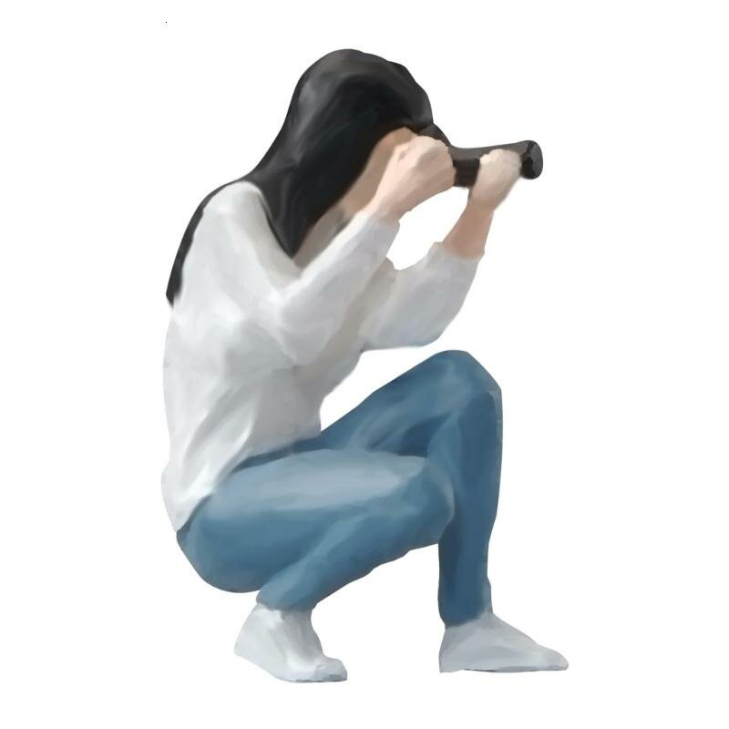 Фигурка фотографа в масштабе 1:64, Девушка на корточках