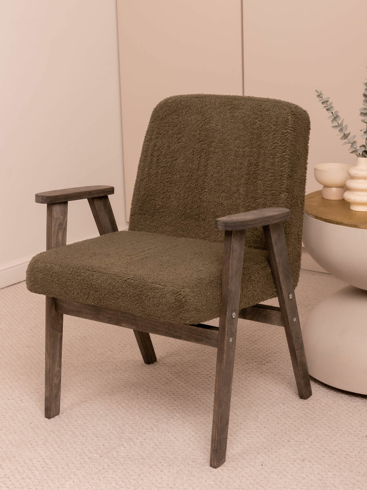 Кресло мягкое для дома и дачи Галант на высоких деревянных ножках с подлокотниками