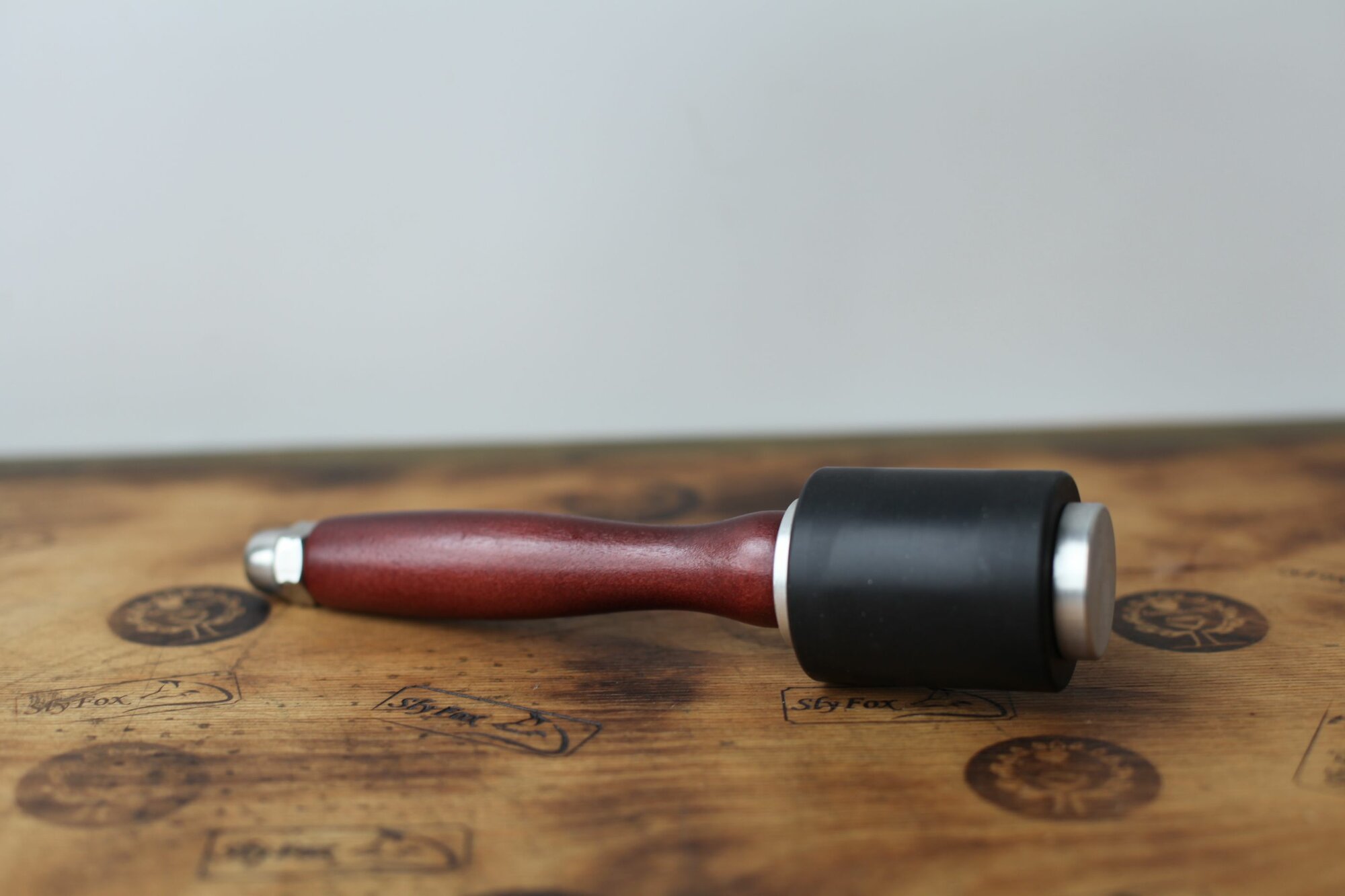 Киянка нейлоновая черная, горизонтальная, деревянная ручка, 212 мм, 300гКиянка нейлоновая