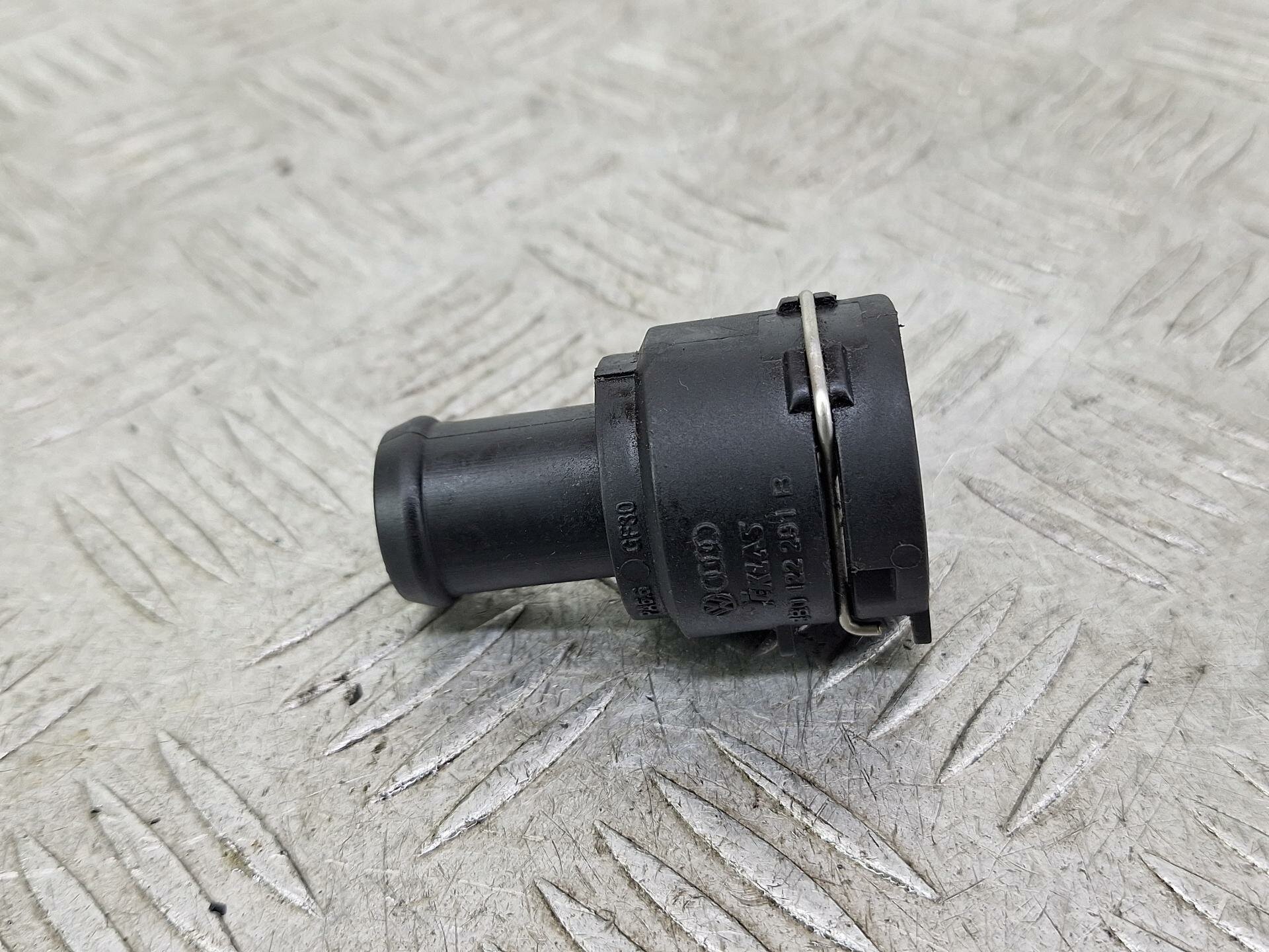 Фланец (тройник) системы охлаждения Volkswagen Passat B6 2009 3B0122291B