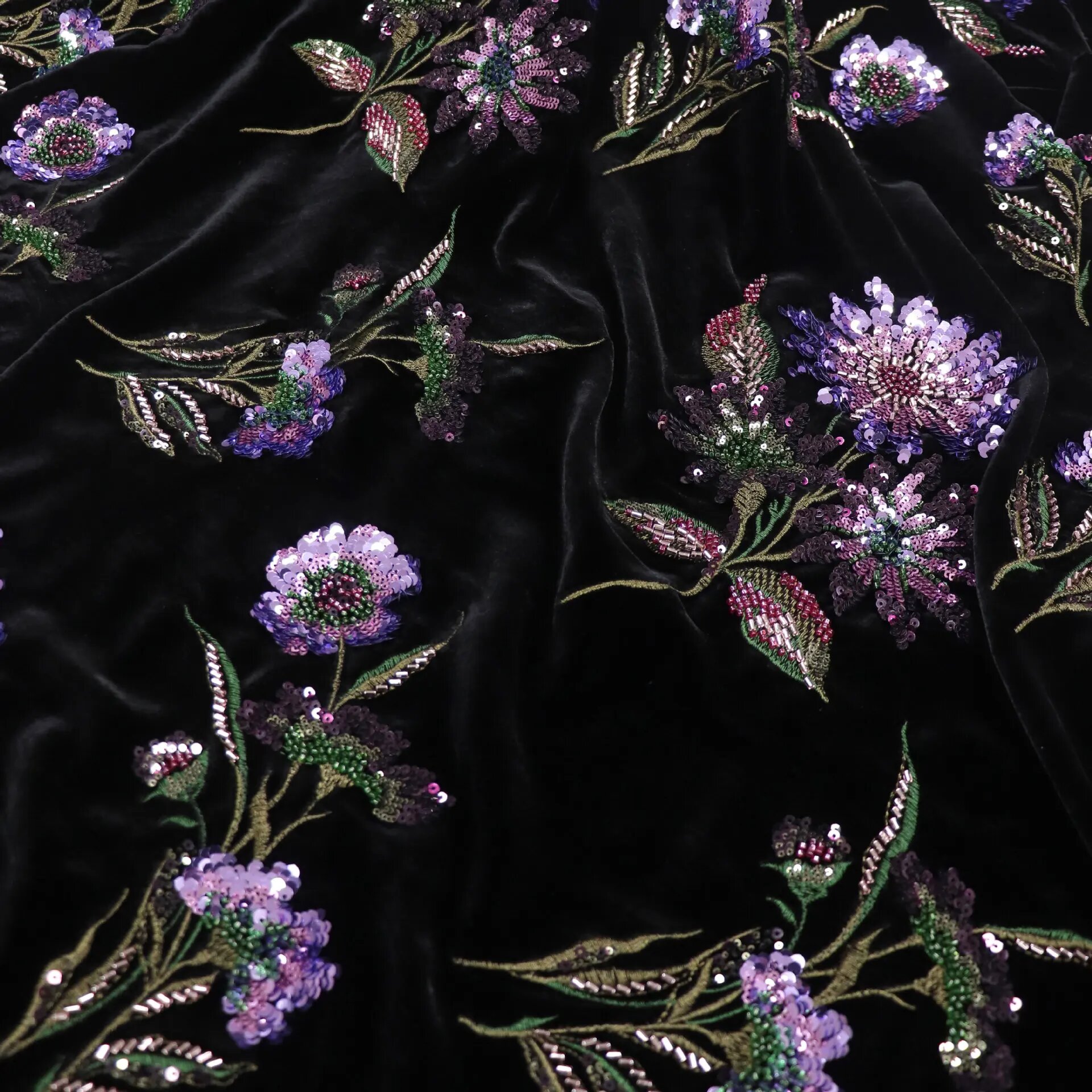 Черный бархат с вышивкой фиолетовым цветом с бисером и пайетками 2Yard