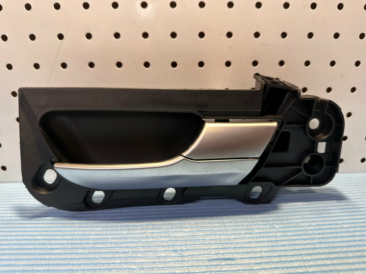 Ручка двери правая MAN TGA TGS TGX TGL TGM внутренняя (пассажирская)(МАН)