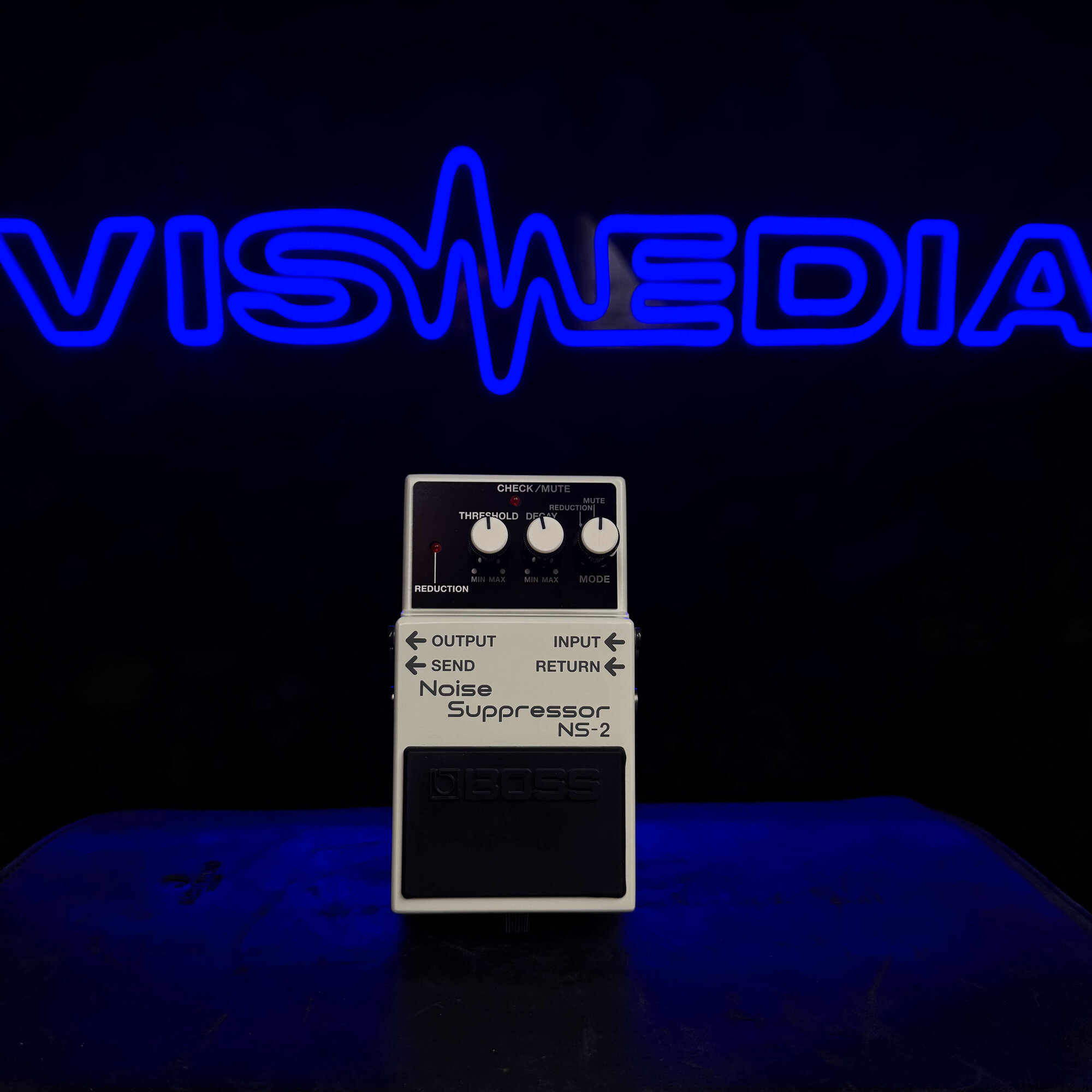 Шумоподавитель Boss NS-2 - шумодав для гитары, на батарейке, белый, металл — фото 1