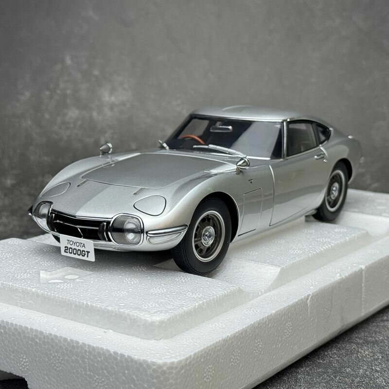 Машинка AUTOart 1:18 Тойота 2000GT 1967 Модель легкосплавного автомобиля