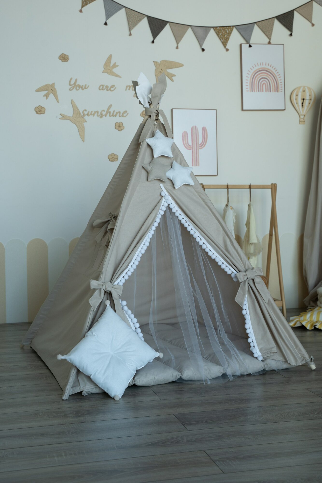 Вигвам детский с ковриком, окошком , подушкой и антискладывателем бежевый с занавеской