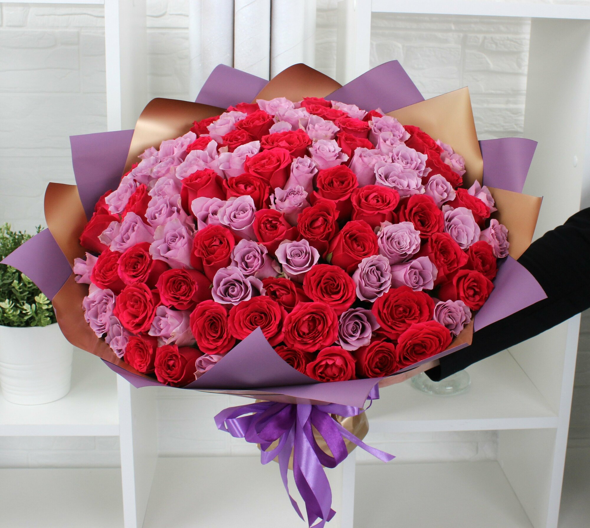 Монобукет THE FLOREAL малиновая и сиреневая роза 101 штука, высота 40 см, с бантом