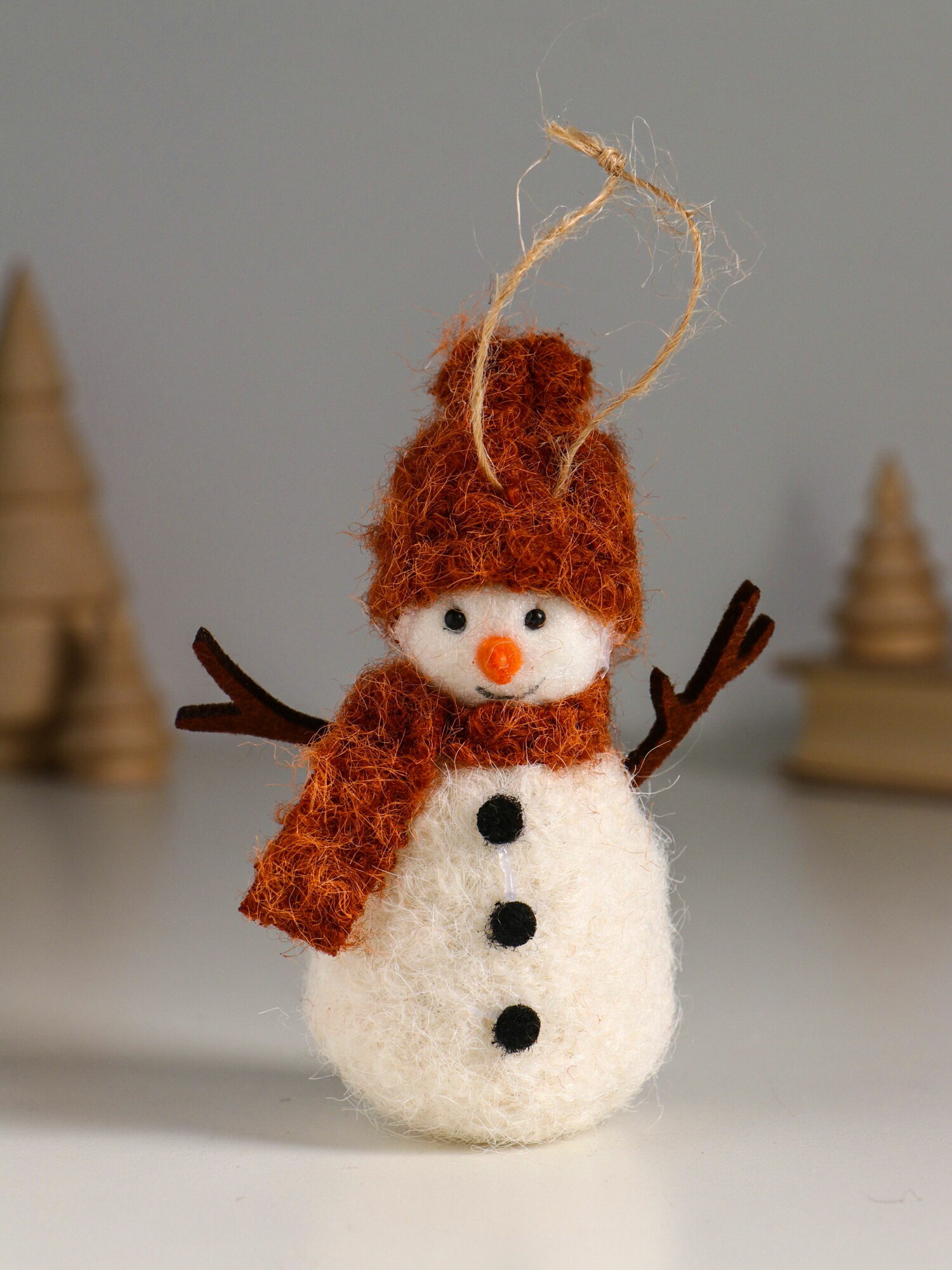 Фигурка "Снеговичок в рыжей шапке и шарфе", 5.5x5.5x12 см, тематика праздника: новый год