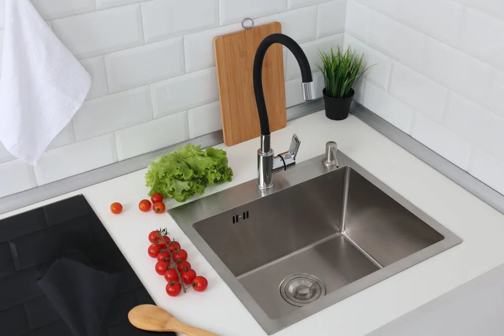 Кухонная мойка из нержавеющей стали Vienna, Alcora, с PVD. Мойка для кухни, размер 50*45, с отверстием под смеситель и отверстием под диспенсер/фильтр, цвет сатин, сифон в комплекте. Раковина на кухню