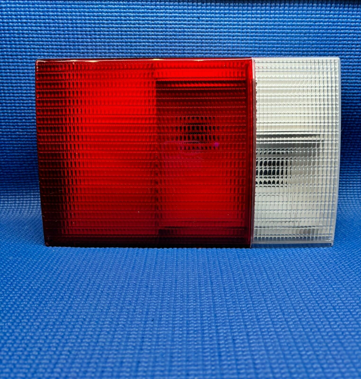 Задний левый стоп сигнал Audi 100 c4 фонарь в багажник Ауди 100 с4