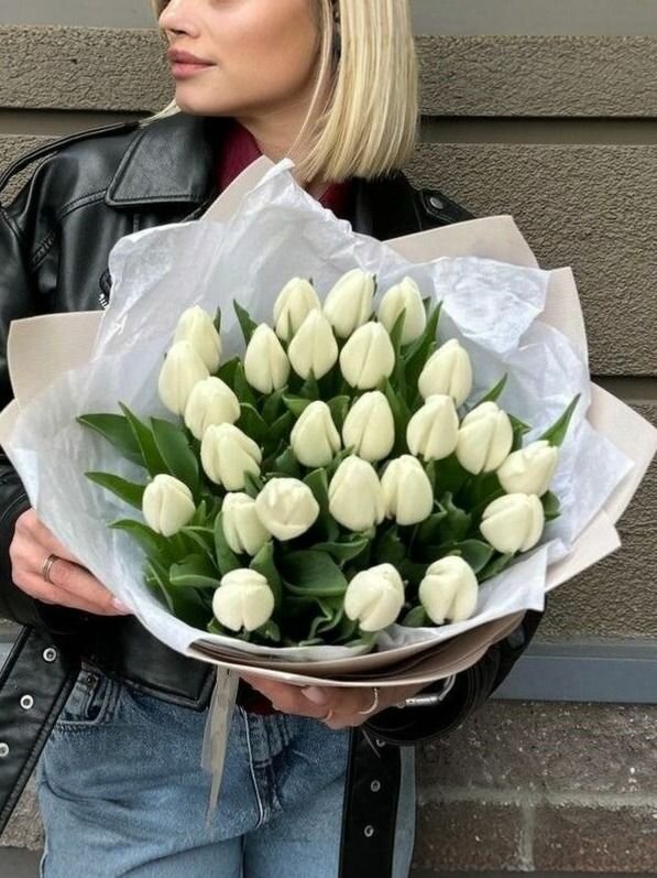 25 белых тюльпанов