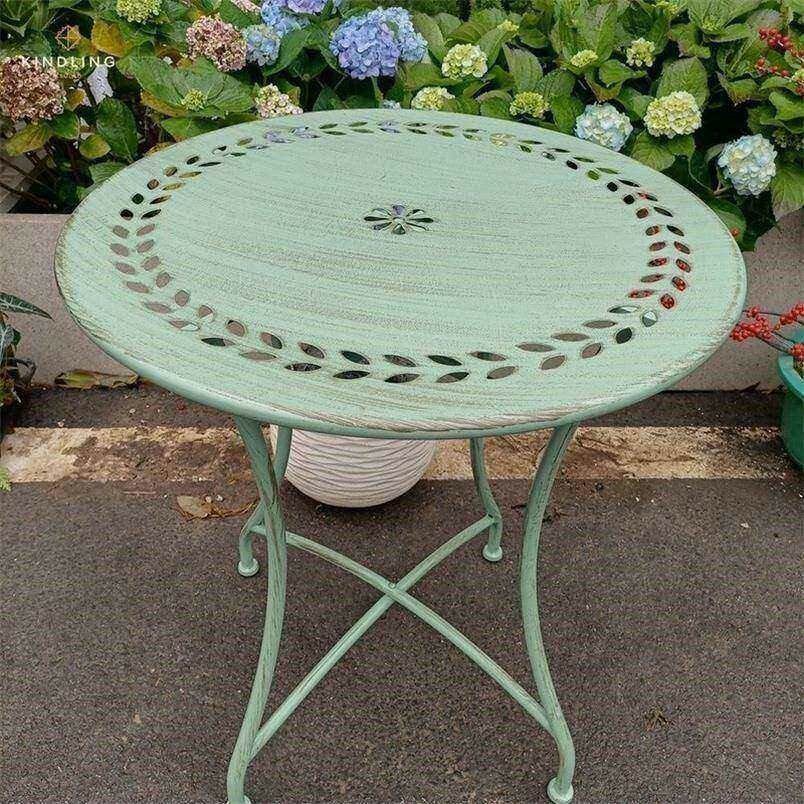 Садовый мебельный комплект для двоих, складной: два кресла и кофейный столик круглой формы. Металлический каркас с лакированным покрытием, белый цвет. Французский дизайн