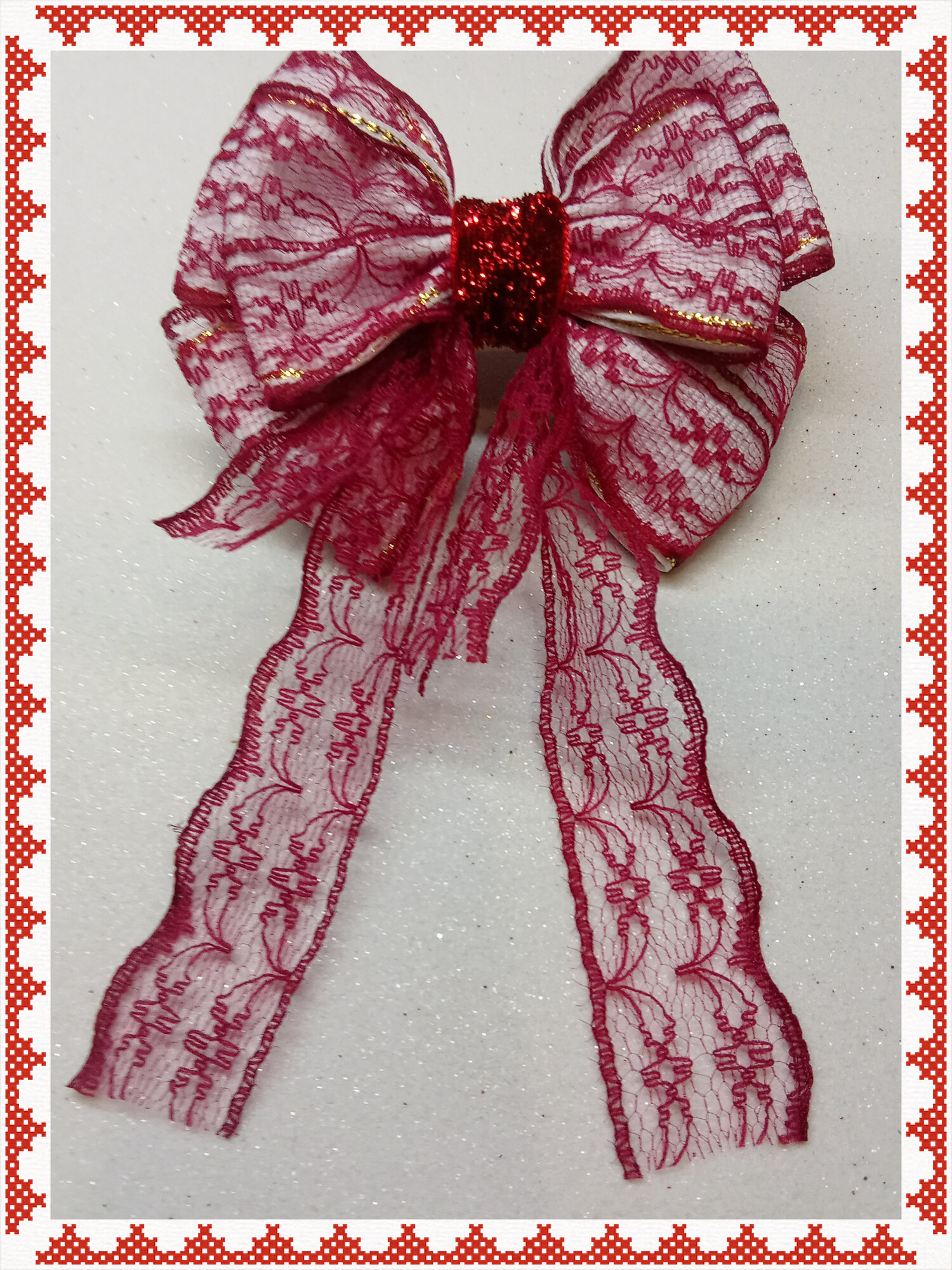 Бантик из репса с кружевом на резинке ручной работы, подходит как для мероприятия так и для повседневного использования