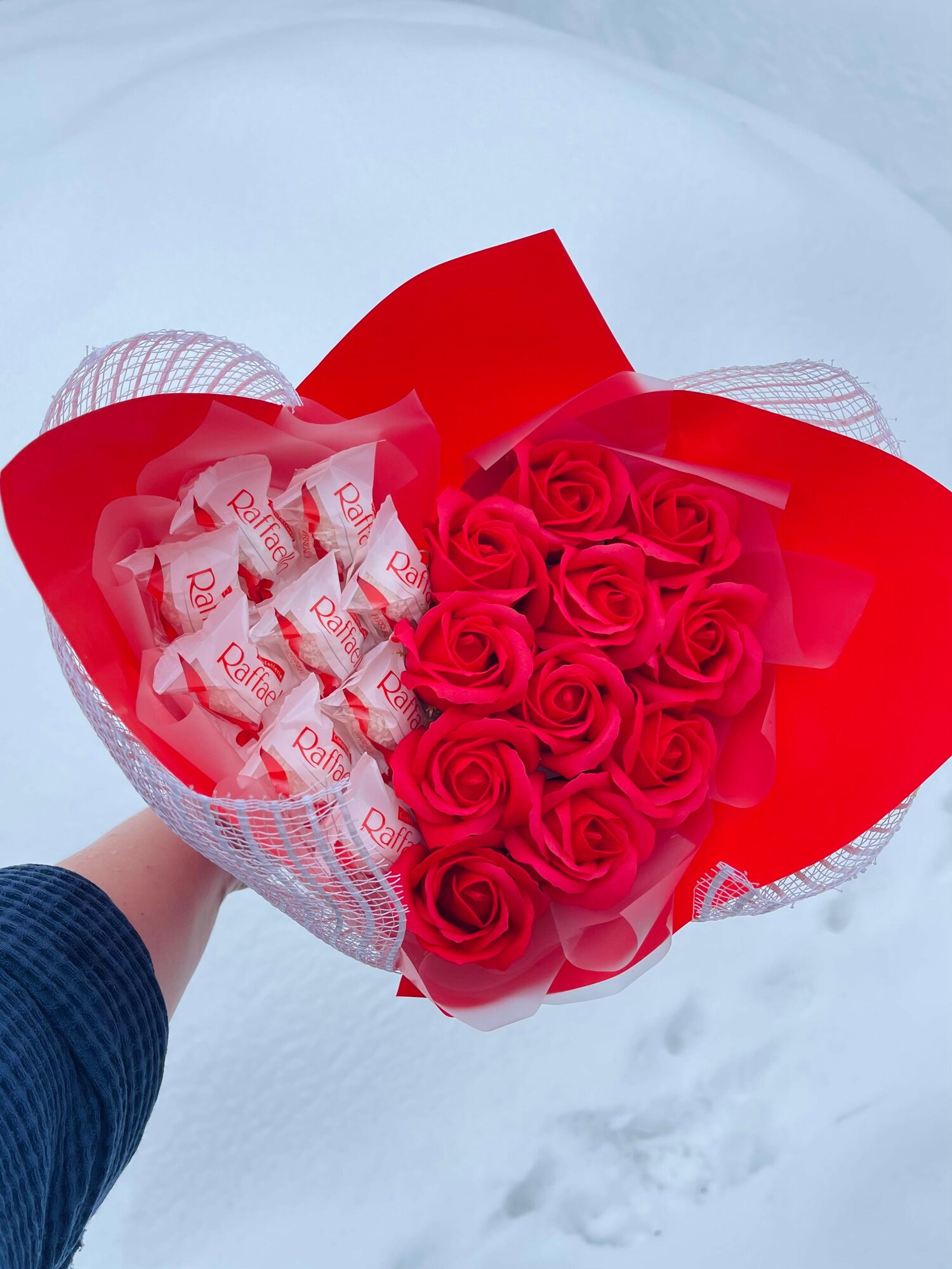 Букет на 14 февраля Raffaello и мыльные розы букет из конфет , подарок любимой