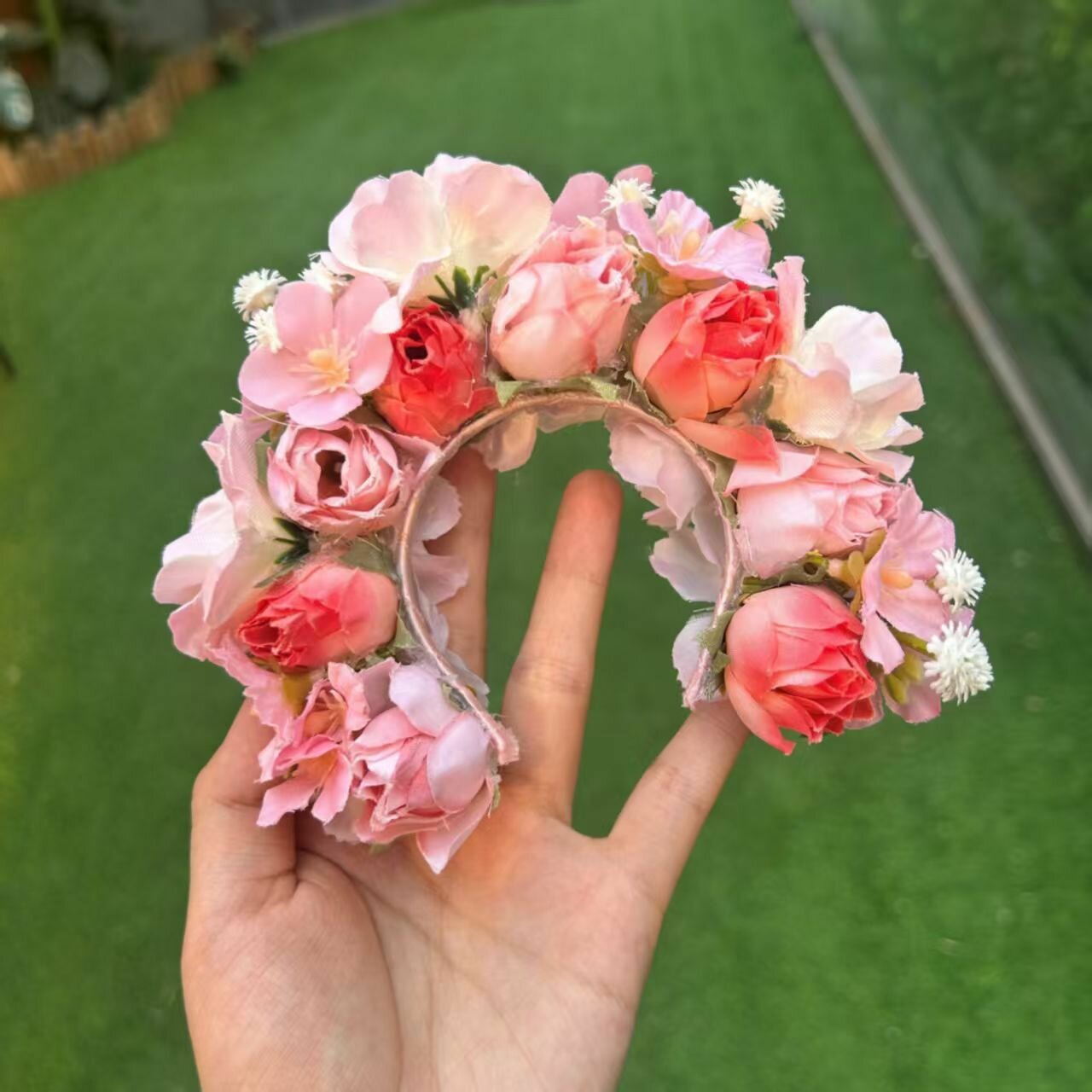 Цветочная заколка Labubu, тканевая повязка на голову с куклой, модный игрушечный кулон, плюшевая кукла, цветочный венок, стильный аксессуар для волос.