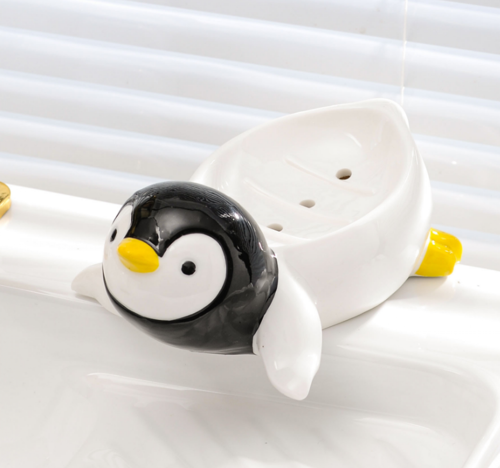 Мыльница-держатель MyPads со сливом для ванной и кухни с дизайнерской фигуркой пингвина