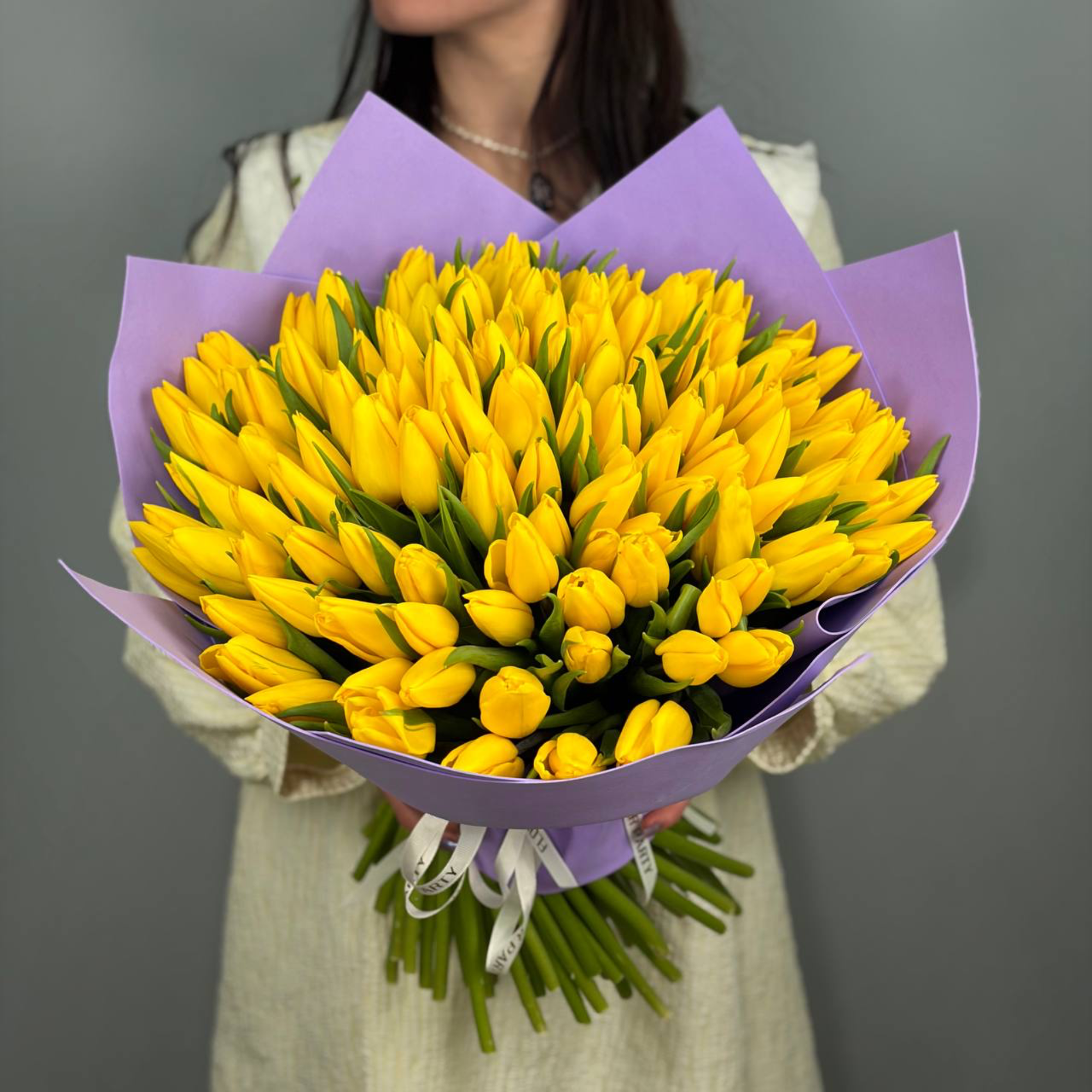 Букет из 101 желтых тюльпанов в стильной упаковке. «365 Поводов» - живые цветы с доставкой