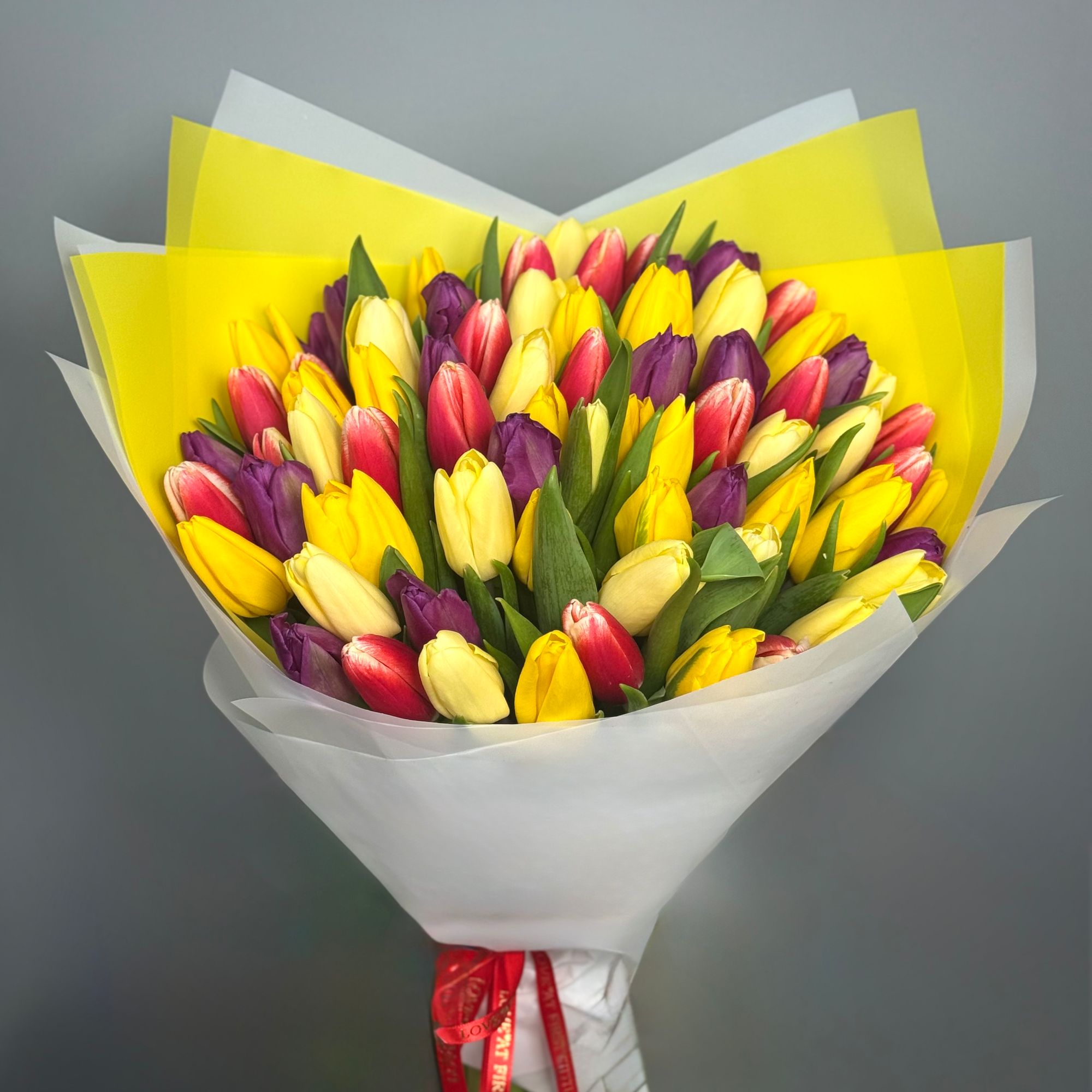 Букет из 71 тюльпанов яркий микс в стильной упаковке. «365 Поводов» - живые цветы с доставкой